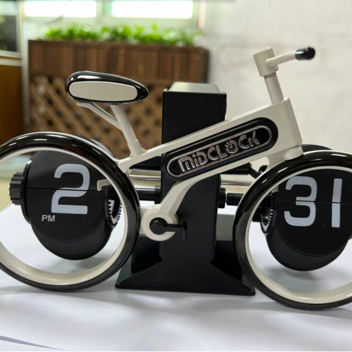 Настольные часы белый