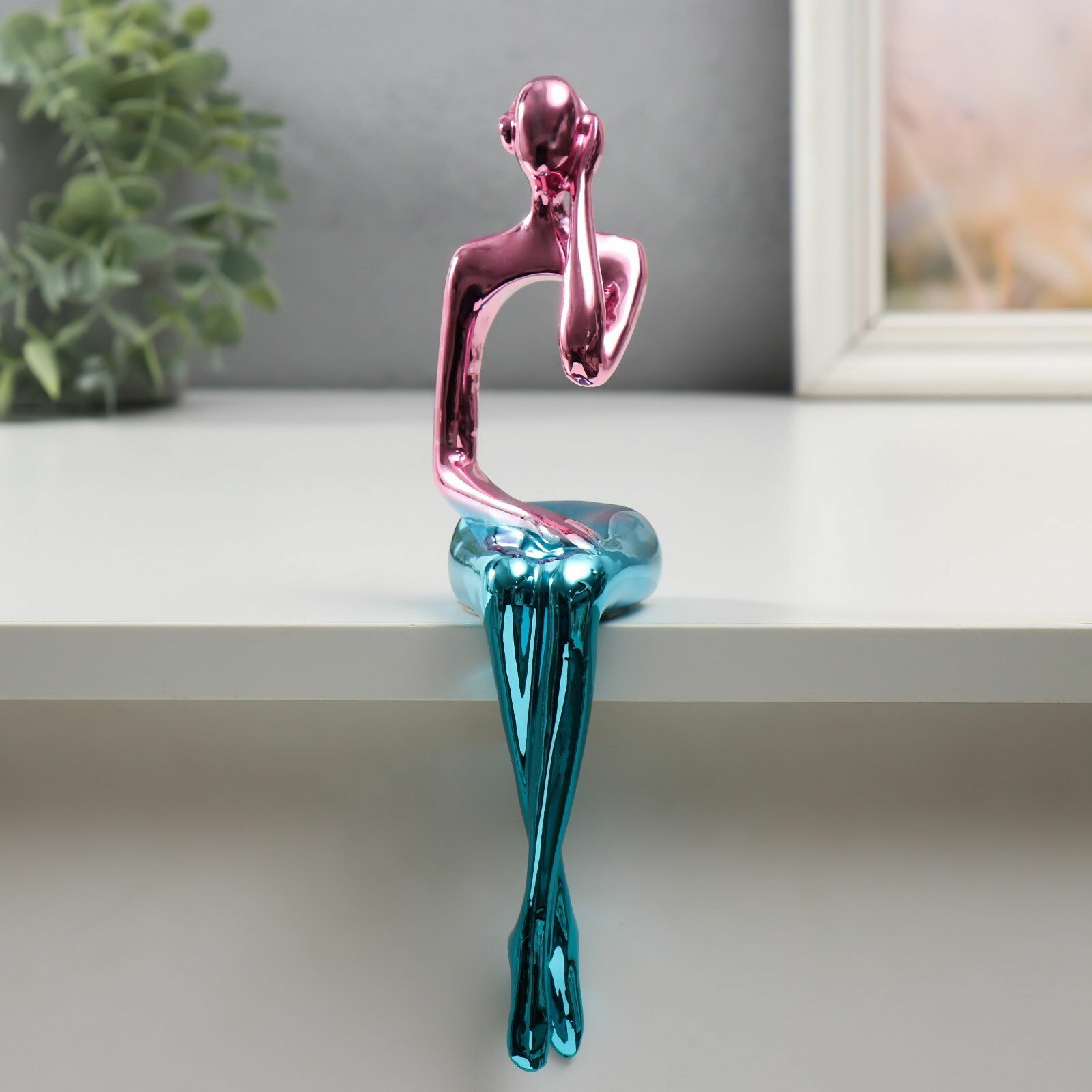 Фигурка настольная полистоун "Человек в наушниках", на полку, розово-голубой, 5.9x9.4x23 см