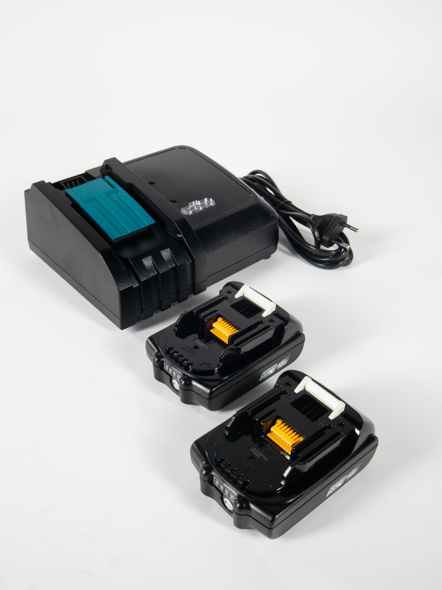 Набор аккумуляторов 2 шт BL1820B 18V 2.0AH и зу DC18RC