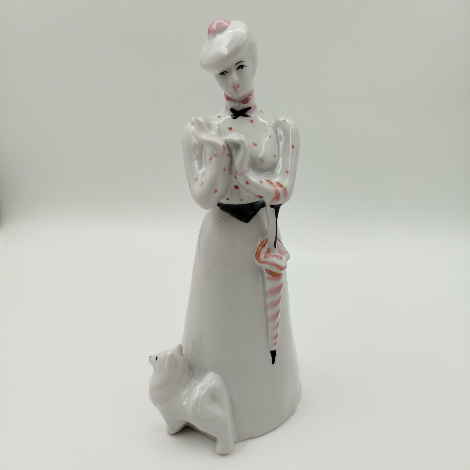 Статуэтка «Дама с собачкой», скульптор А. Д. Бржезицкая, фарфор, роспись