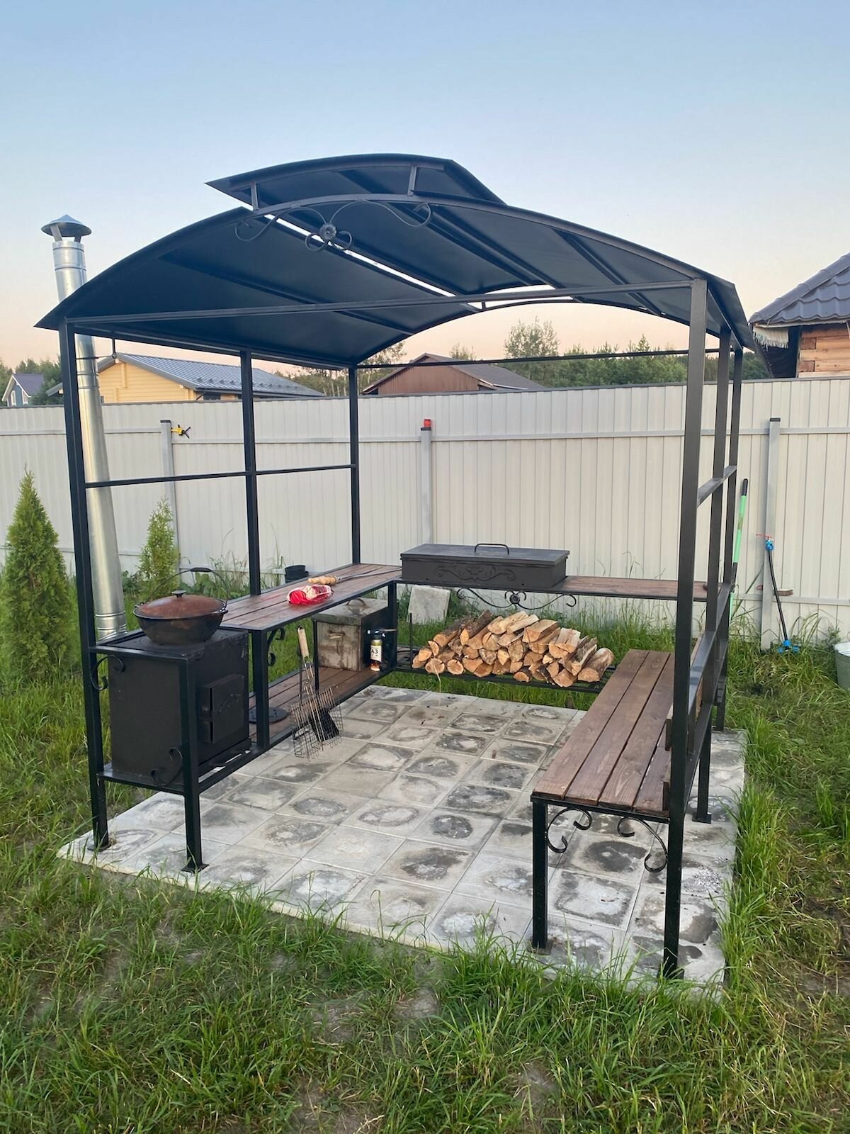 Мангал с крышей и казаном и крышкой барбекю в стиле лофт, беседка для дачи с лавочкой и мангалом металлическая с печью