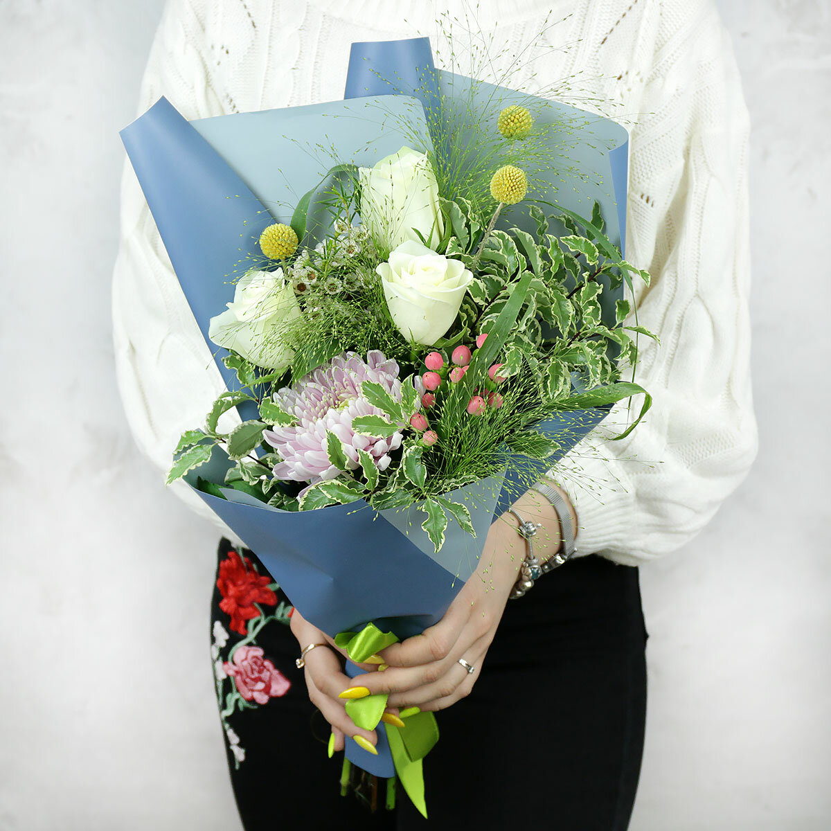 Букет из роз, хризантем, краспедии, хамелациума и питтоспорума Букет Маркет, 40см