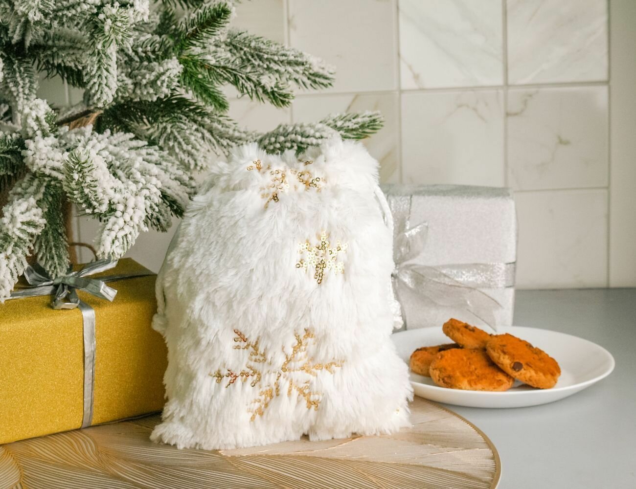 Мешочек для подарков флаффи, полиэстер, белый с золотым, 21х17 см, Kaemingk 520209-1