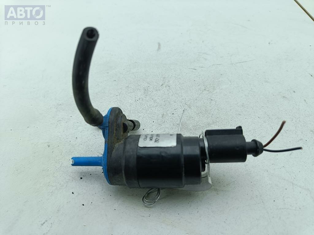 Насос (моторчик) омывателя стекла Volkswagen Passat B5