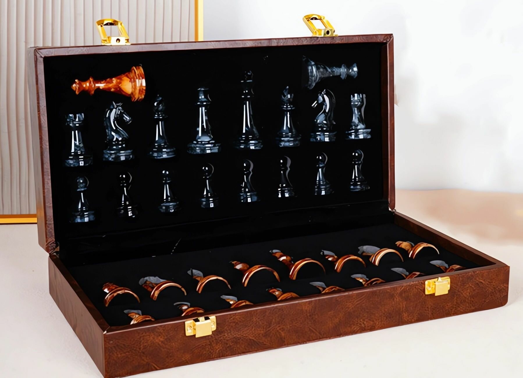 Шахматы подарочные магнитные. Кожаная обшивка доски. Деревянные лакированные фигурки (Размер доски 30x30 см)