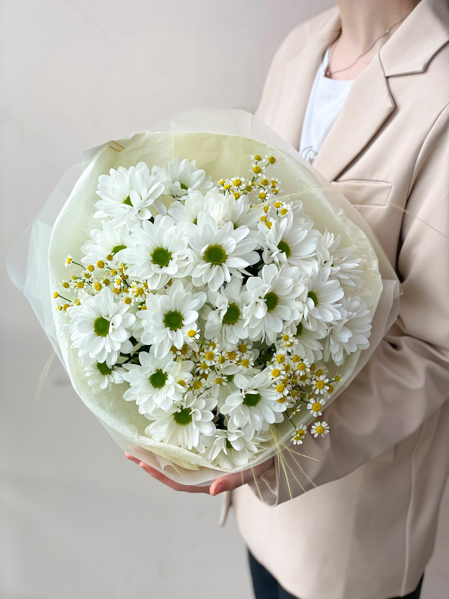 Букет "Молочно-Сливочный" полевые цветы ромашки и хризантема