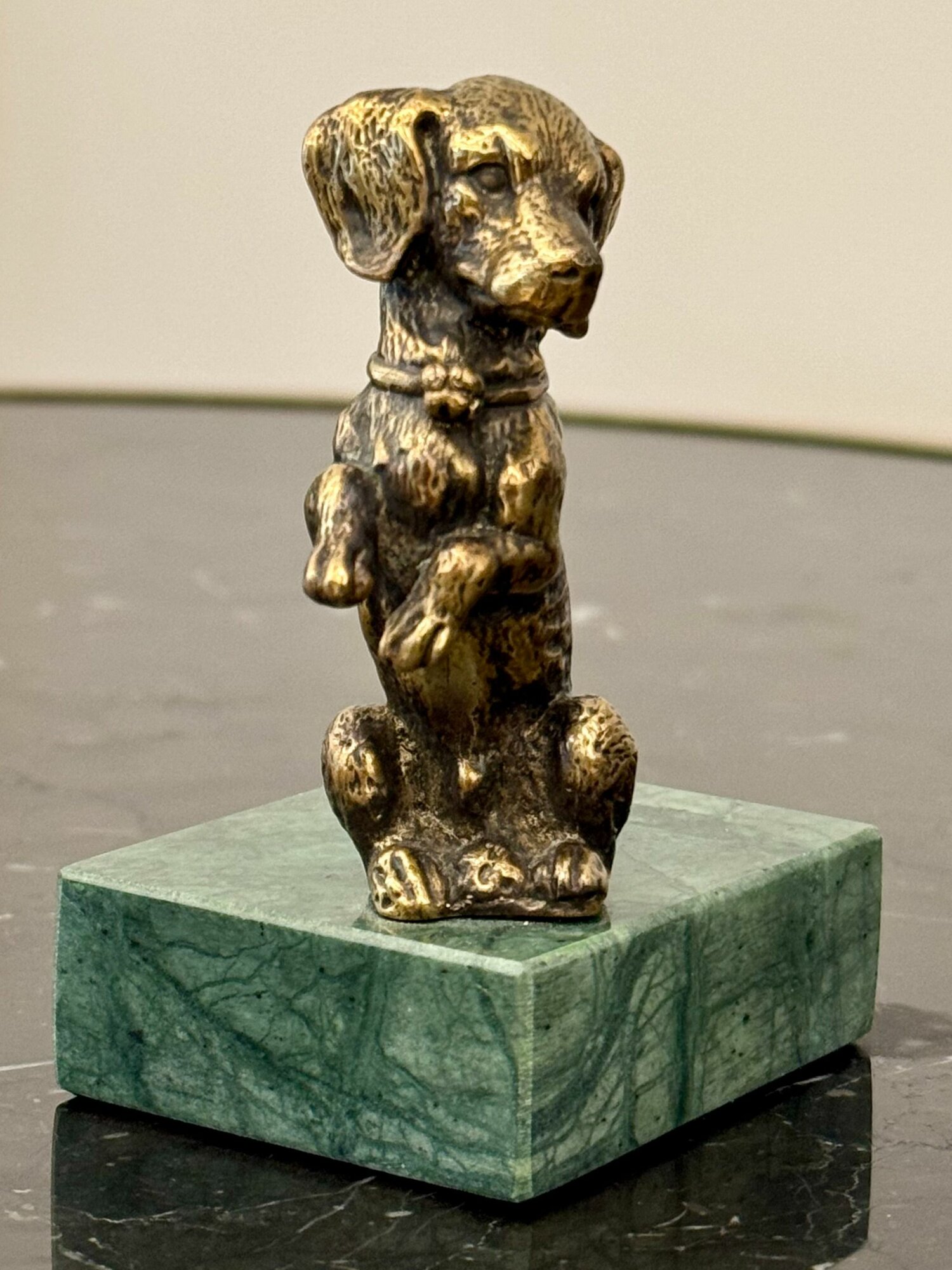 Статуэтка Собака с хвостом Такса, для интерьера и декора, сувенир подарочный, бронзовое литье