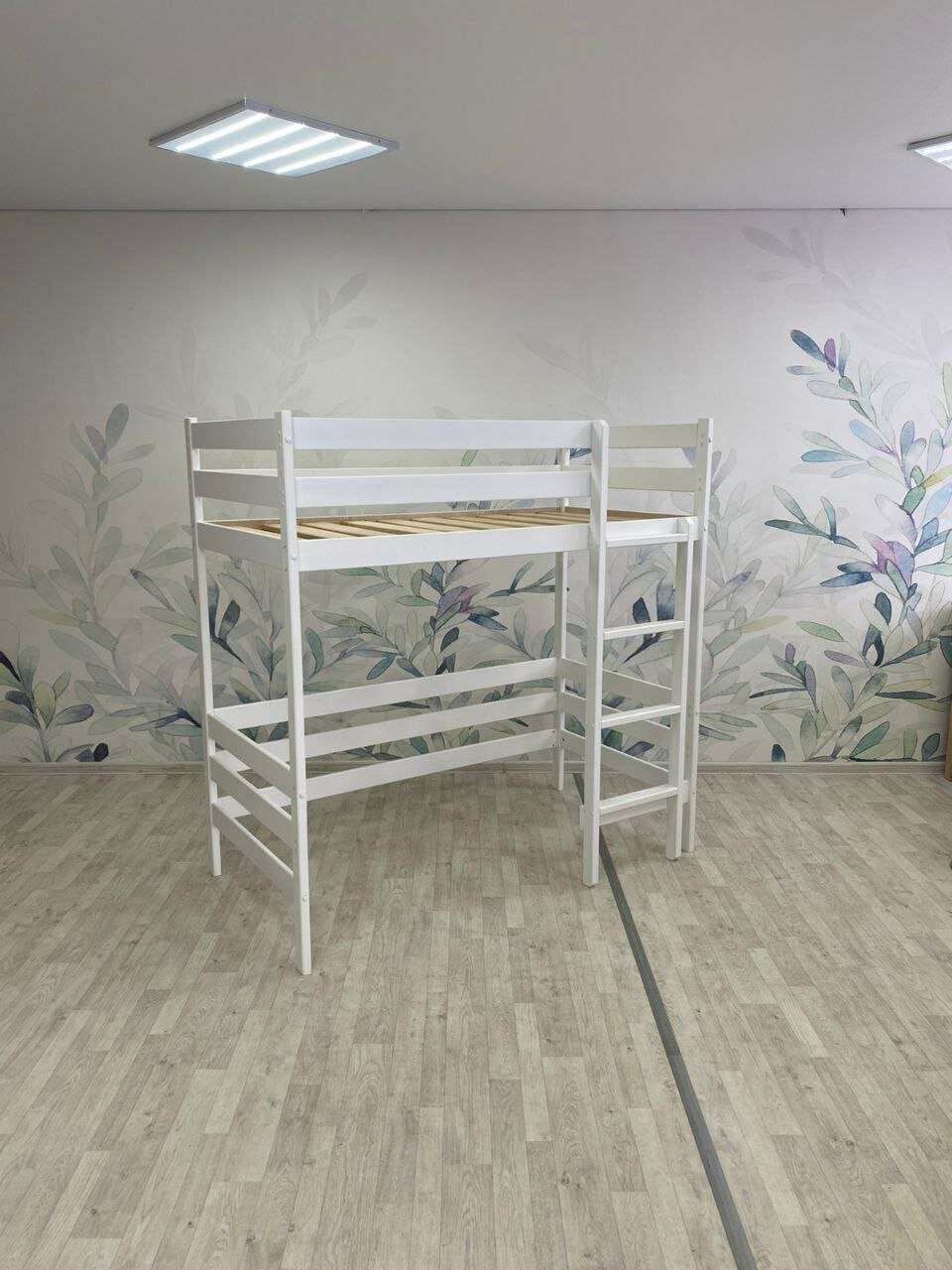 Кровать-чердак лестница спереди