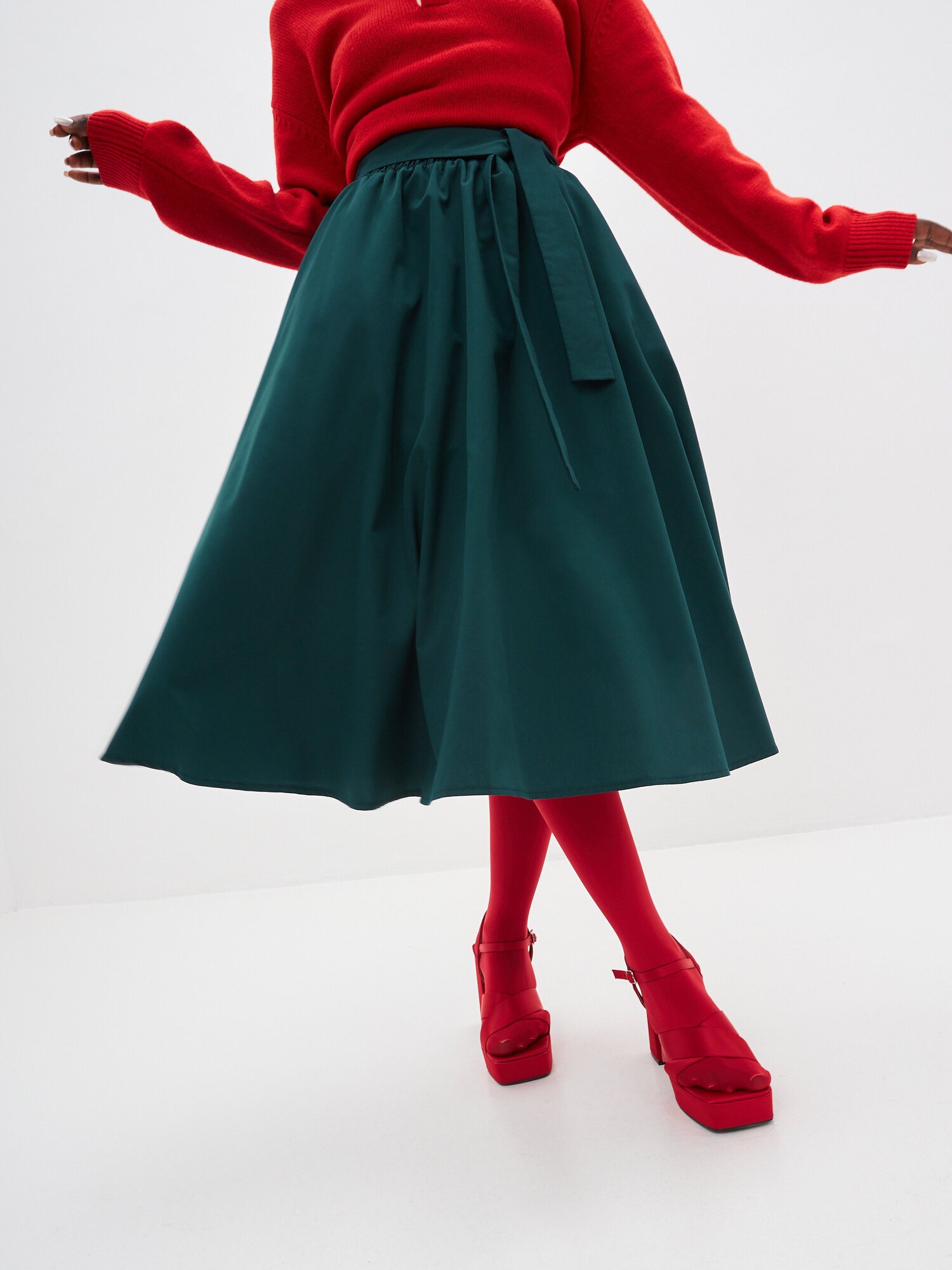 Юбка миди в складку на резинке изумрудная с подкладом, карманами и поясом