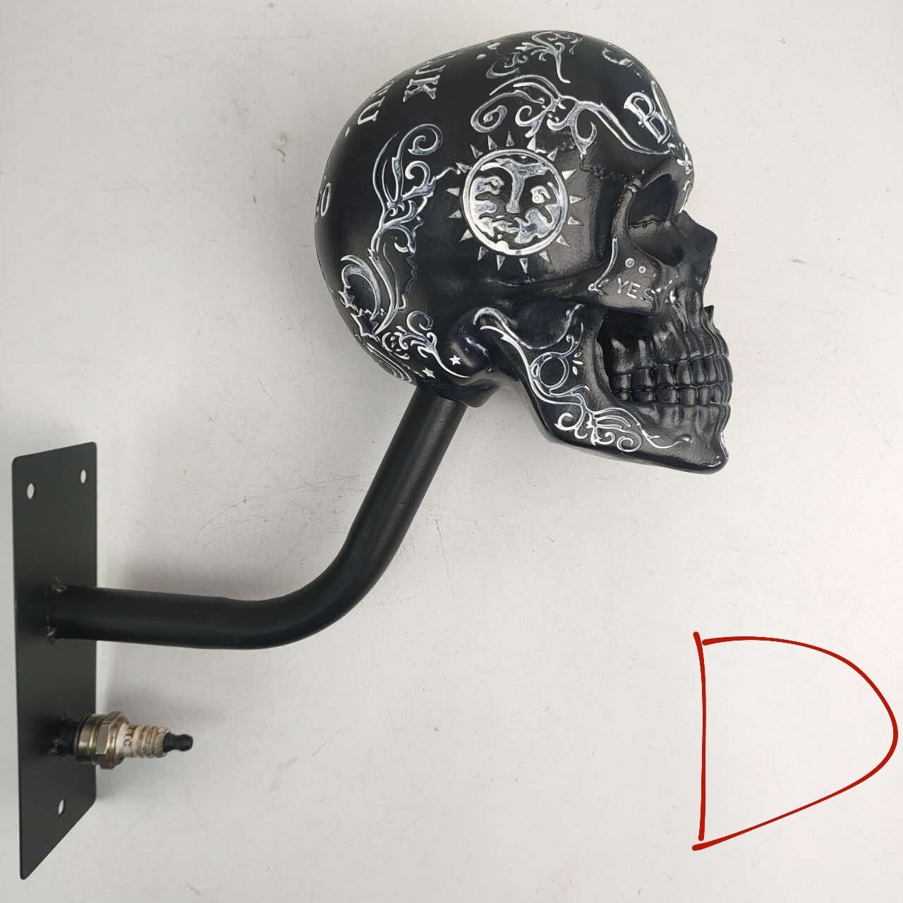 Подставка для мотоциклетных шлемов в стиле панк с металлическим каркасом и дизайном в виде черепа из смолы, идеально подходит для патио и сада.