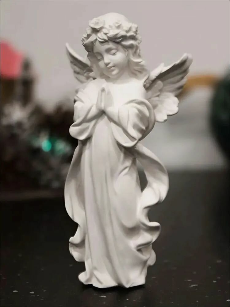 Статуэтка белый, высота 11 см, длина 4 см