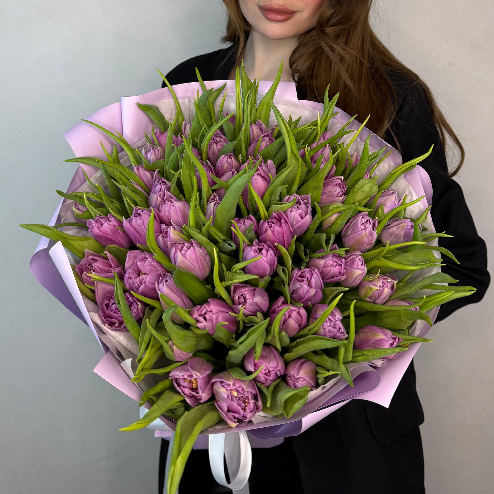 Букет из 51 пионовидного сиреневого тюльпана в подарочной упаковке
