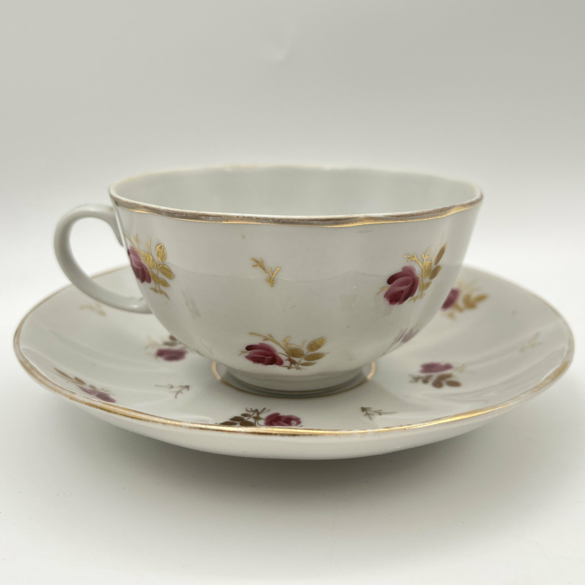 Пара чайная, украшенная изображением роз, форма "Тюльпан"