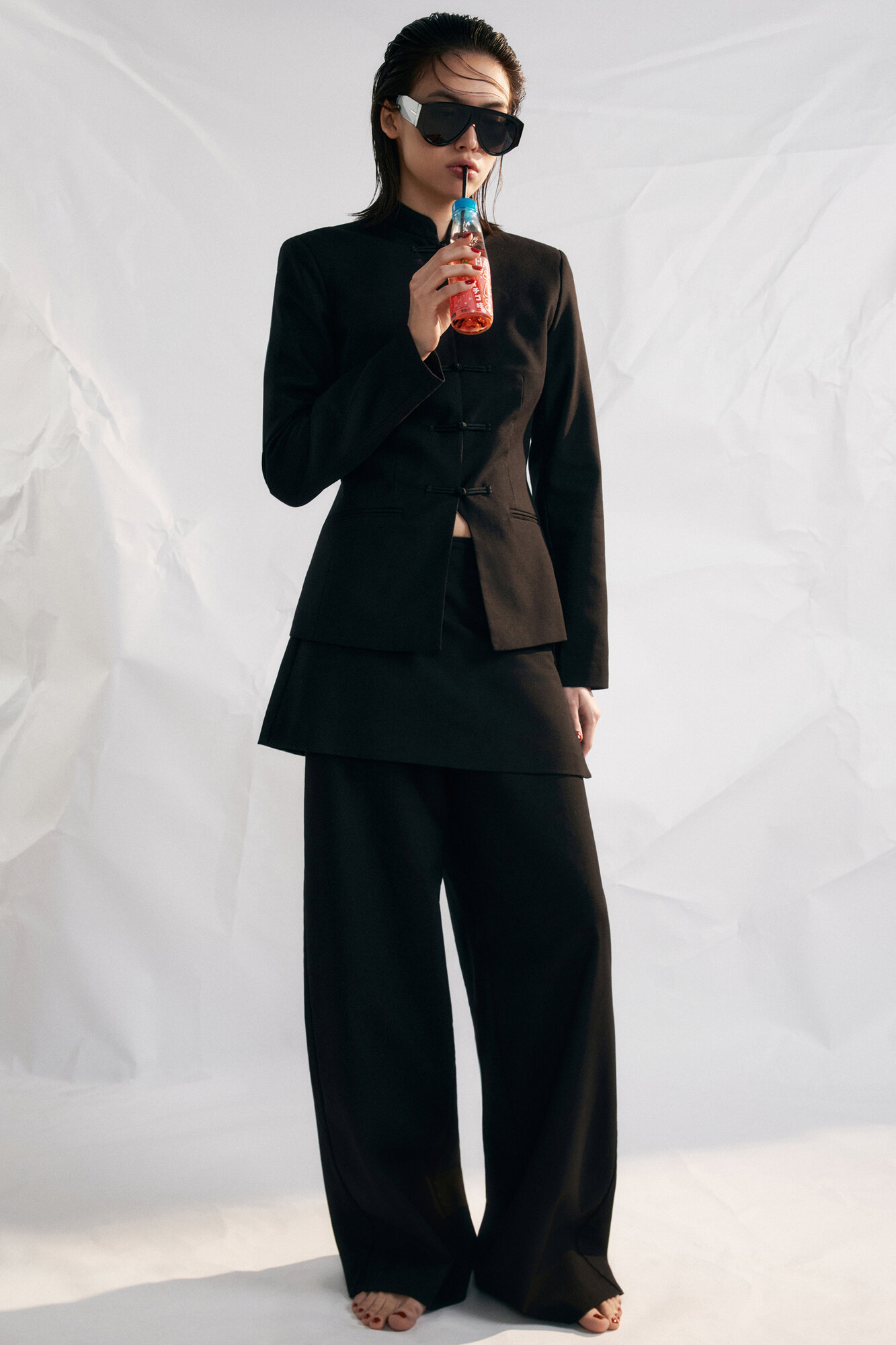 Брюки прямые со средней посадкой и баской