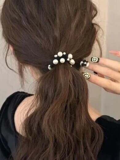 Резинка для волос чёрная с бусинами