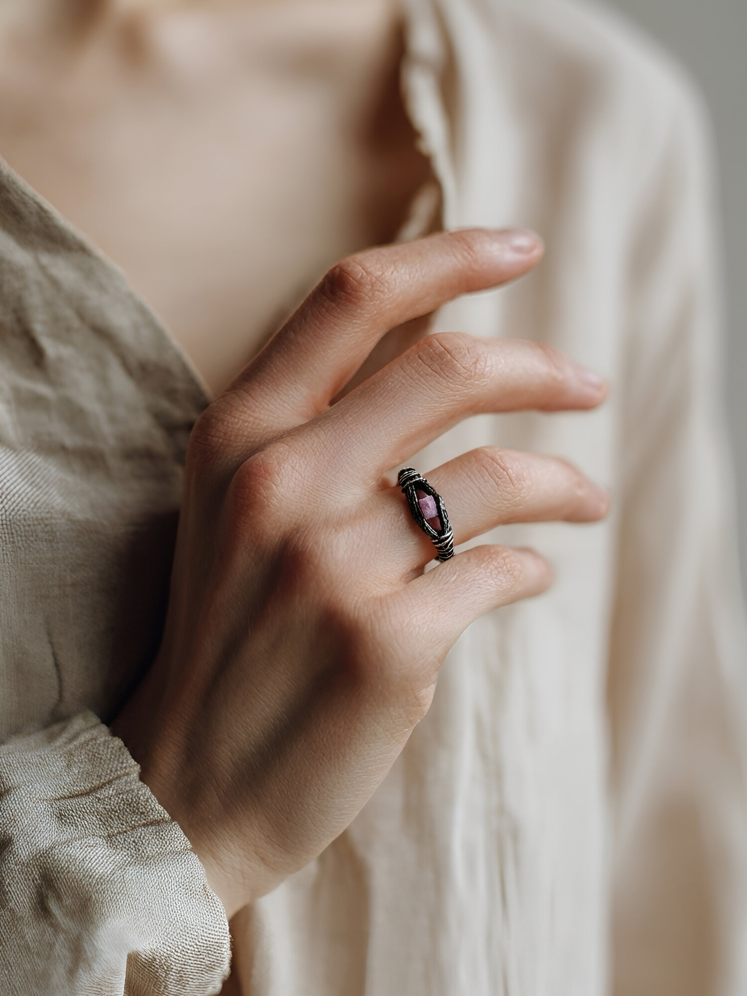 Кольцо помолвочное, тонкое, серебро, 925 проба, корунд