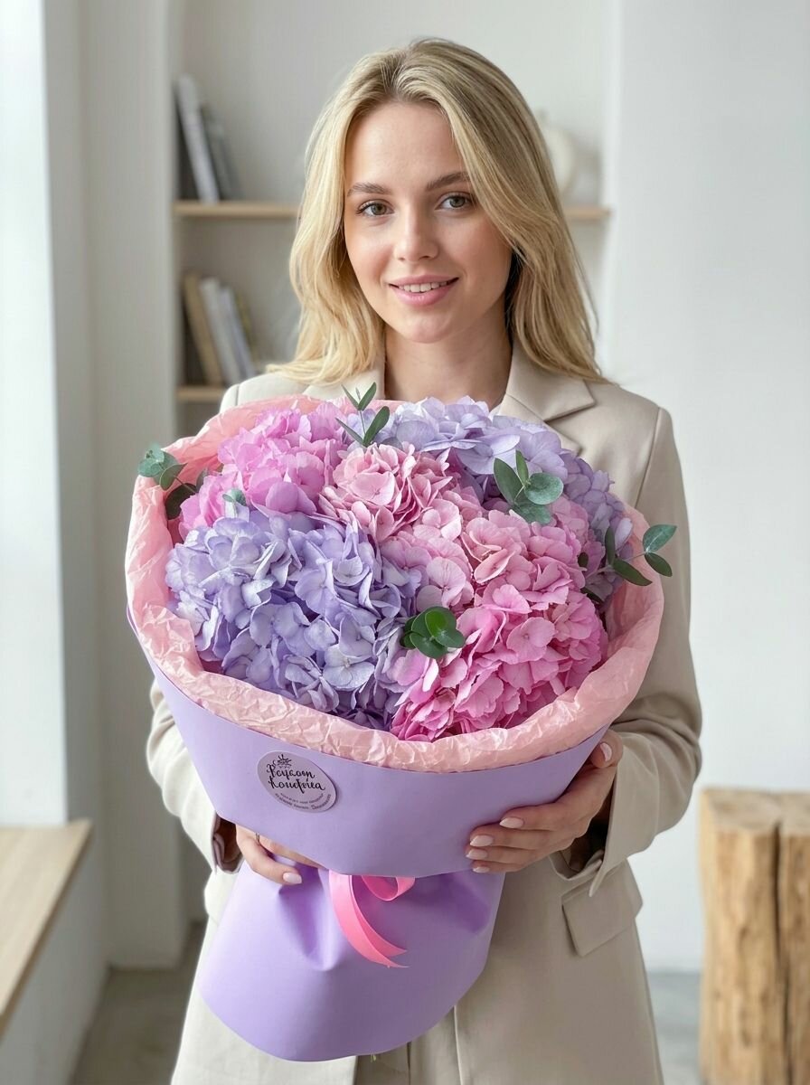 Цветы живые букет из розовых и сиреневых гортензий.