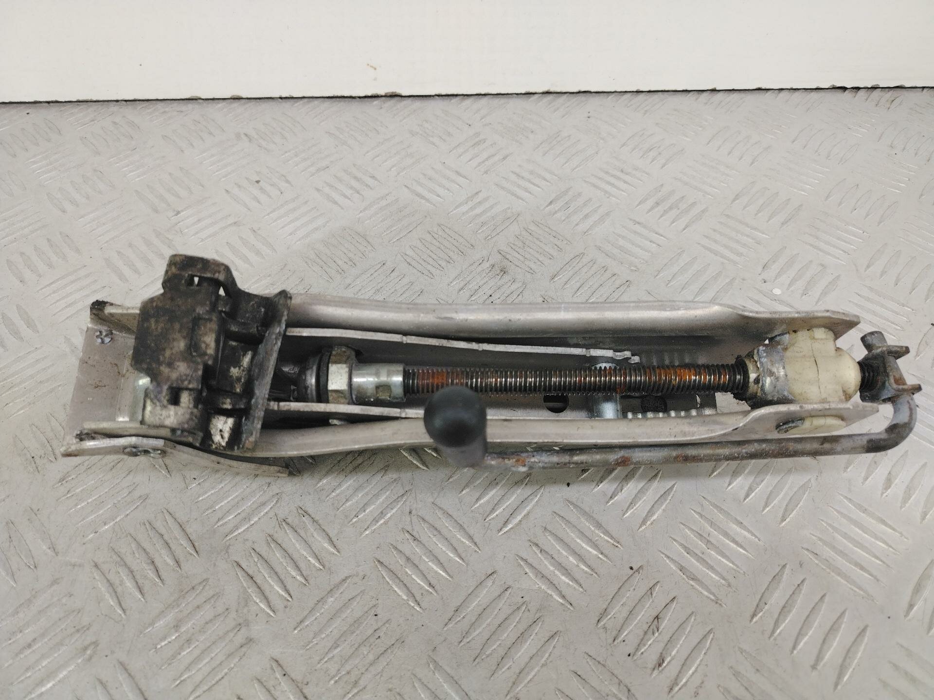 Домкрат Audi A6 C5 (1997 - 2001) 8L0011031A