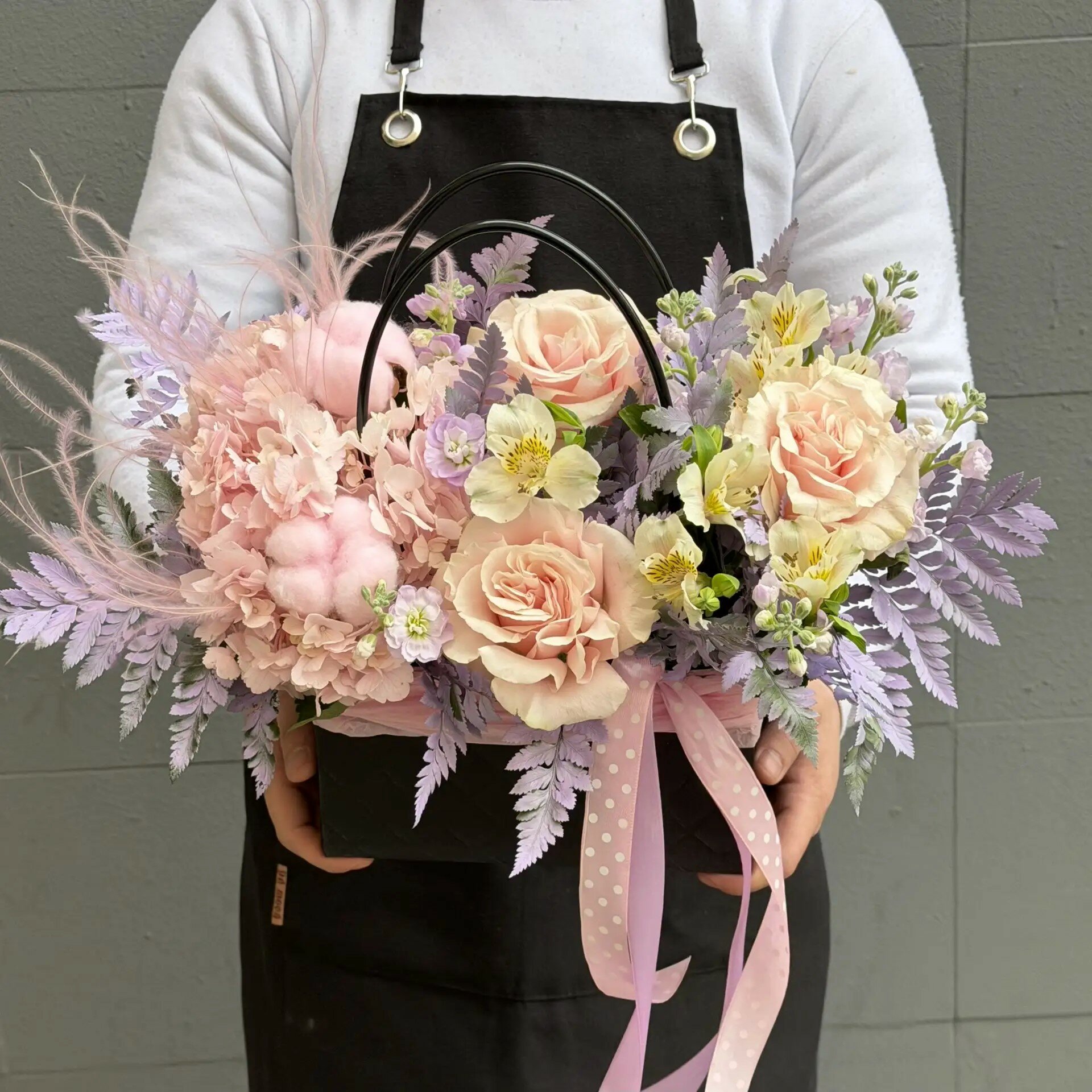 Букет Rybe-Flowers "Сумочка", роза, альстромерия, маттиола, высота 25 см