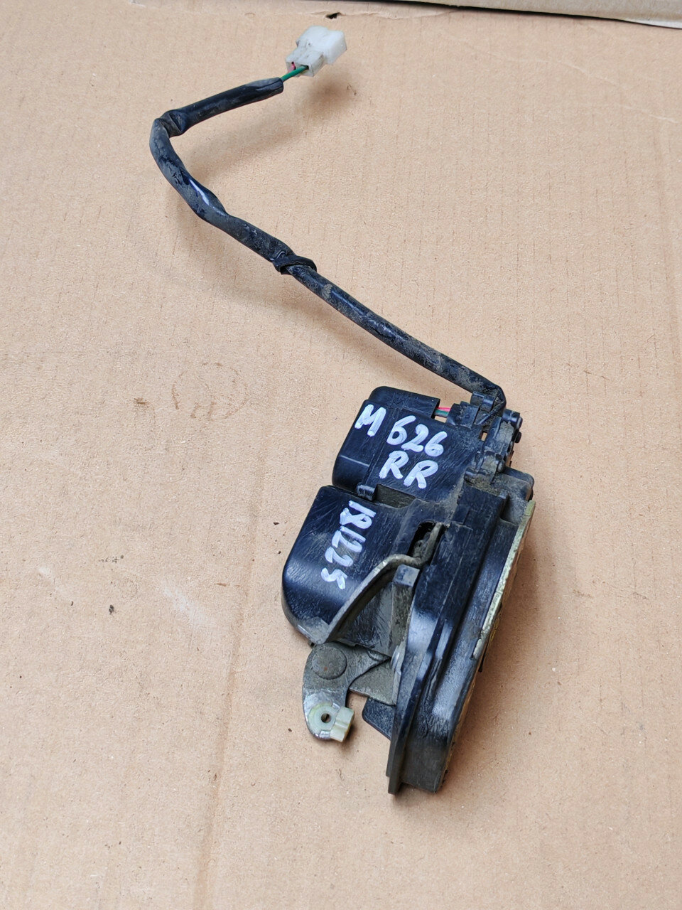 Замок двери задний правый Mazda 626 GE 1,8