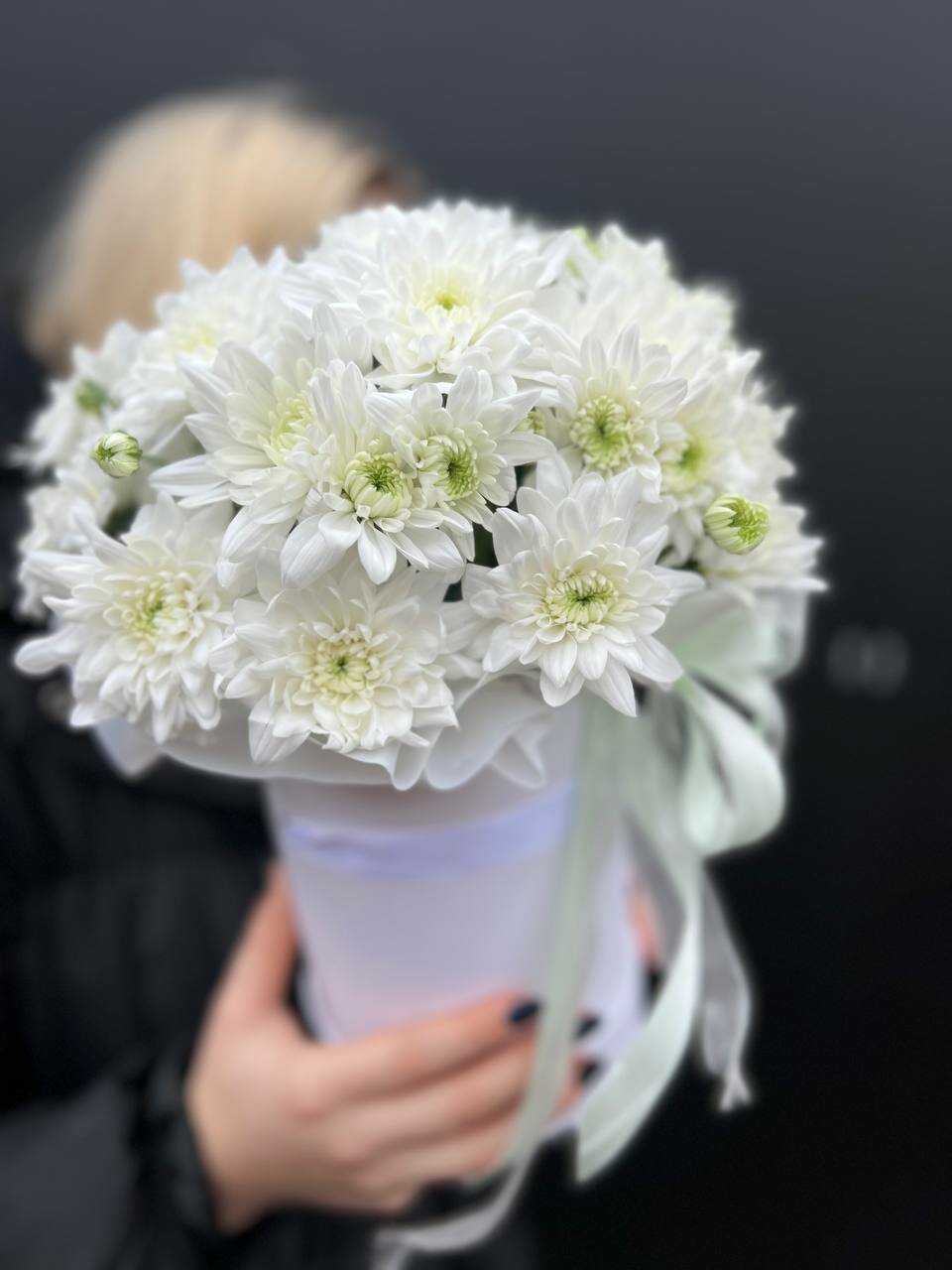 Композиция из белой махровой хризантемы в коробке от Story Flowers