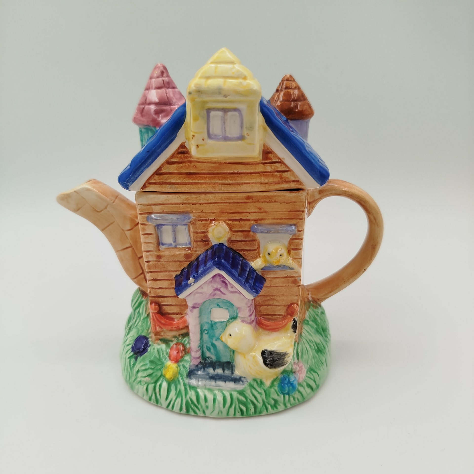 Чайник декоративный в виде домика с птенцами, керамика, глазурь, Тайвань, 1980-2000 гг.
