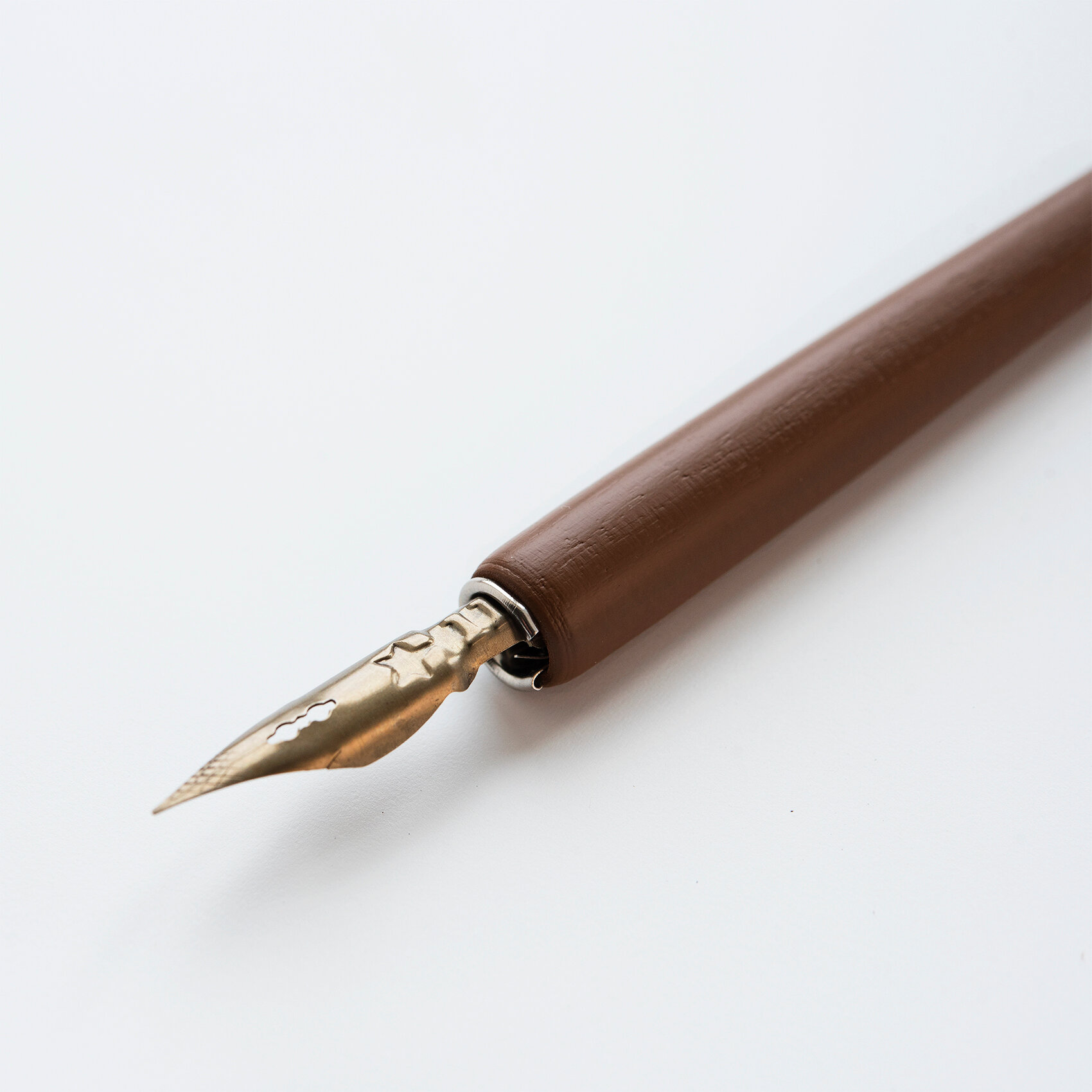 Деревянный держатель для пера Hill & Mill (коричневый)