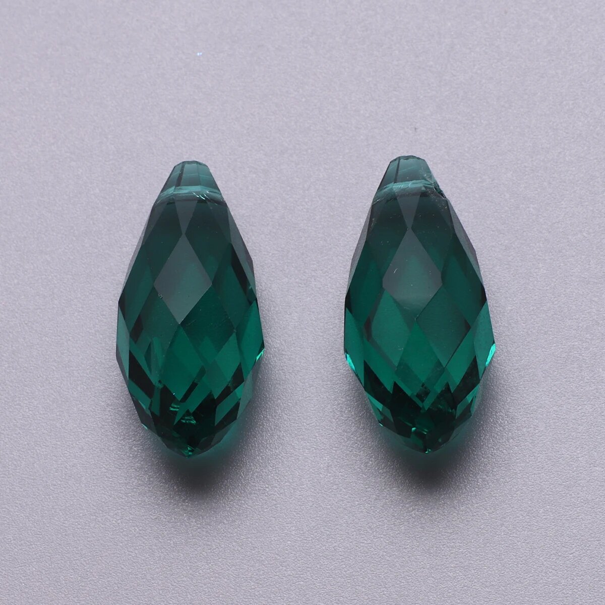 Стеклянные граненые бусины-капельки формы груши Kingshine Изумрудный, 10X20MM 20PCS, hole green