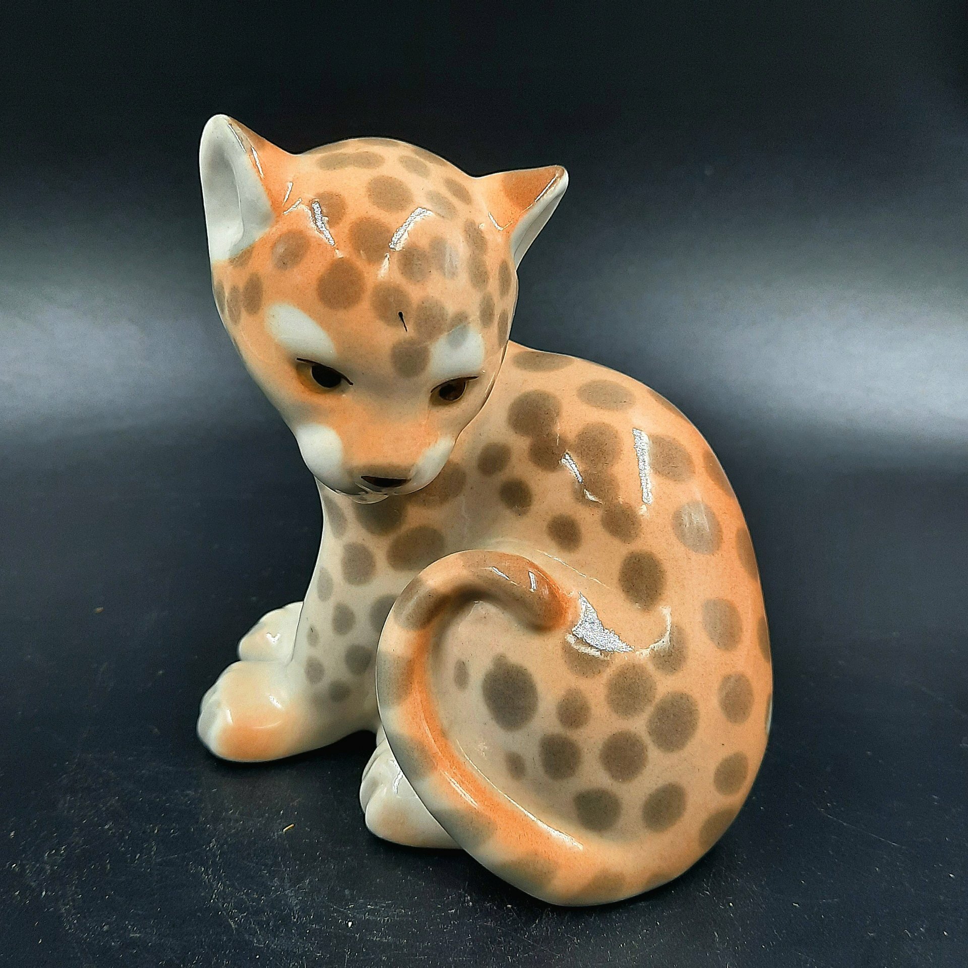 Статуэтка "Маленький леопард", скульптор П. П. Веселов, фарфор, аэрография