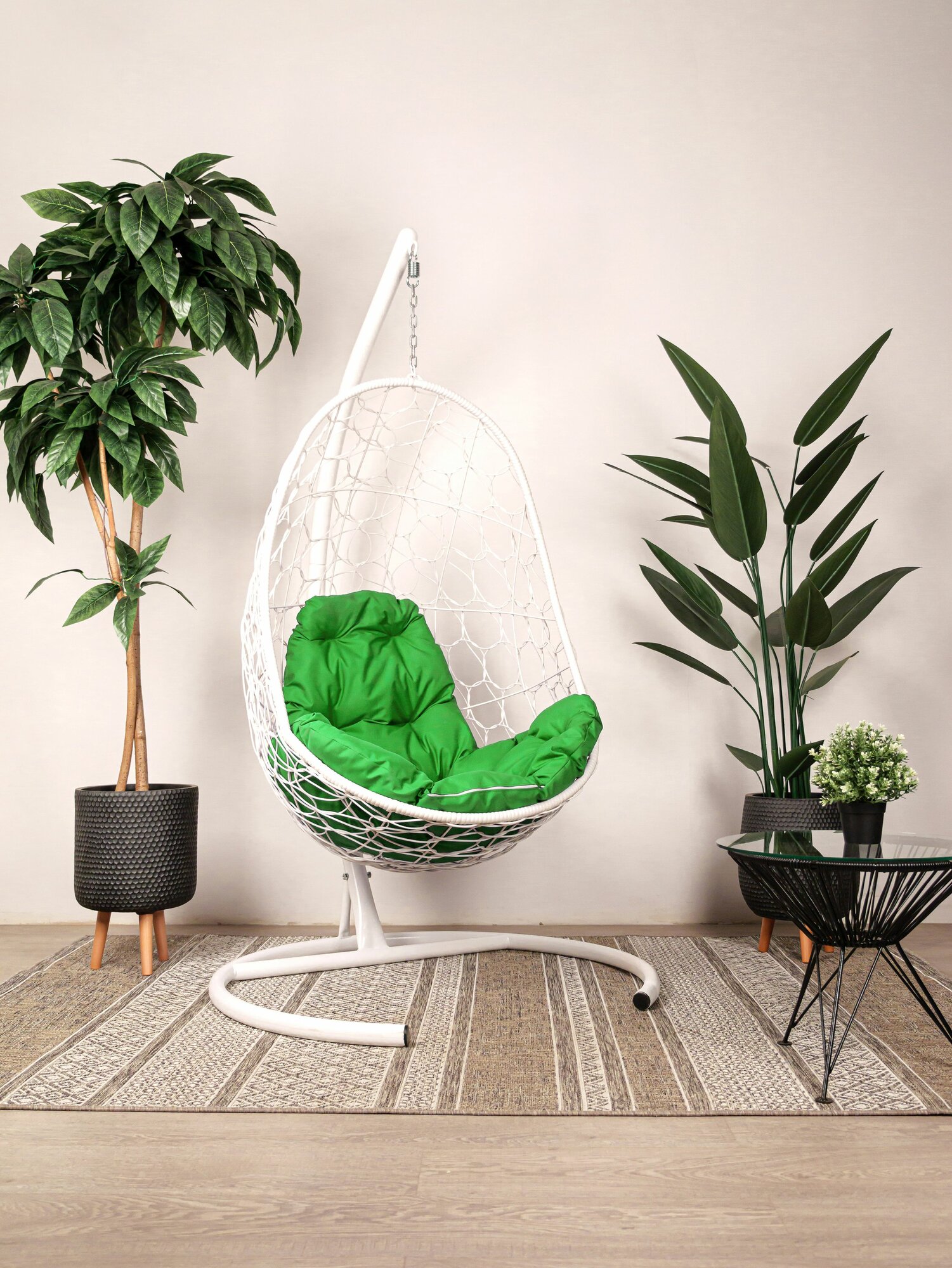Подвесное кресло овал, с ротангом белое, зелёная подушка