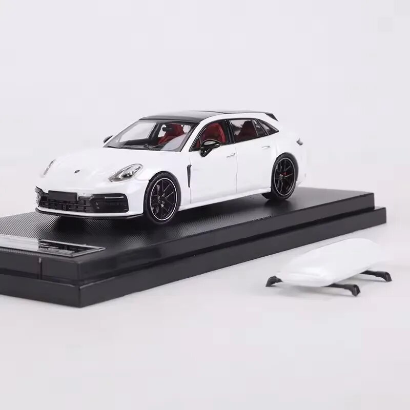 Bburago Porsche Panamera Travel Purple Edition 1:64 White