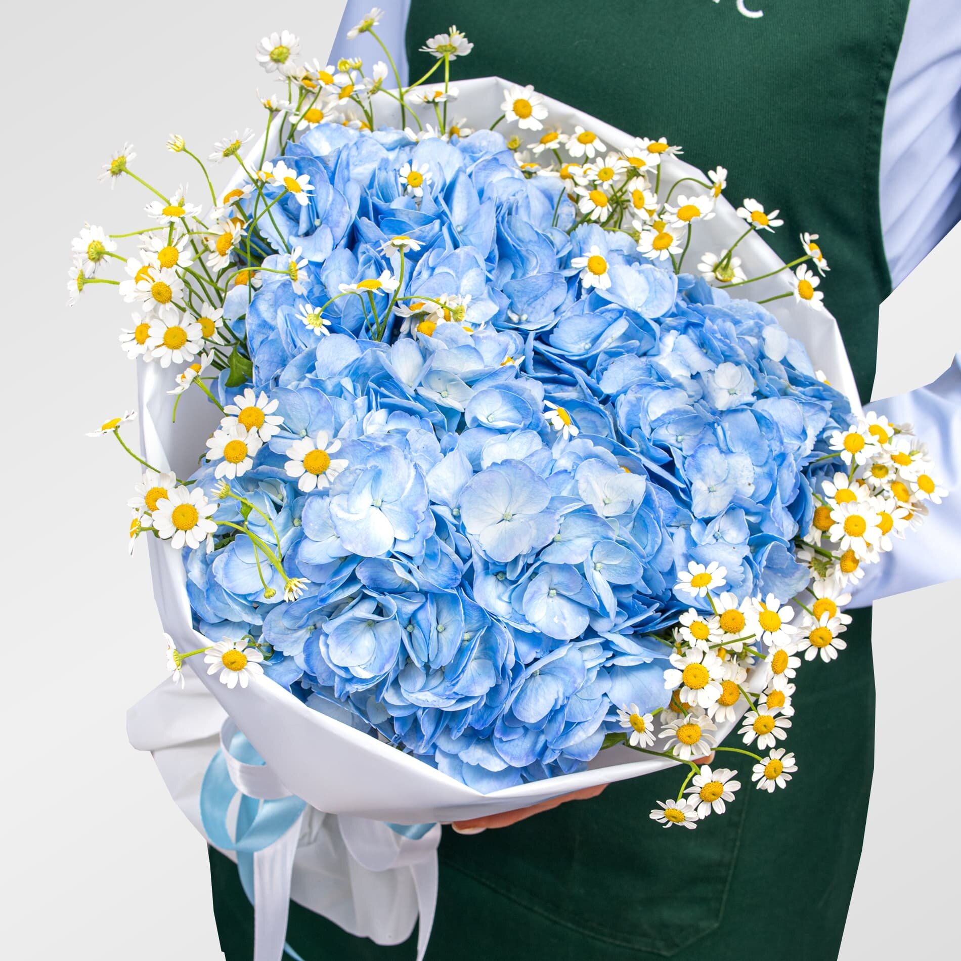 Букет из Гортензий и Ромашек «Небесный луг»