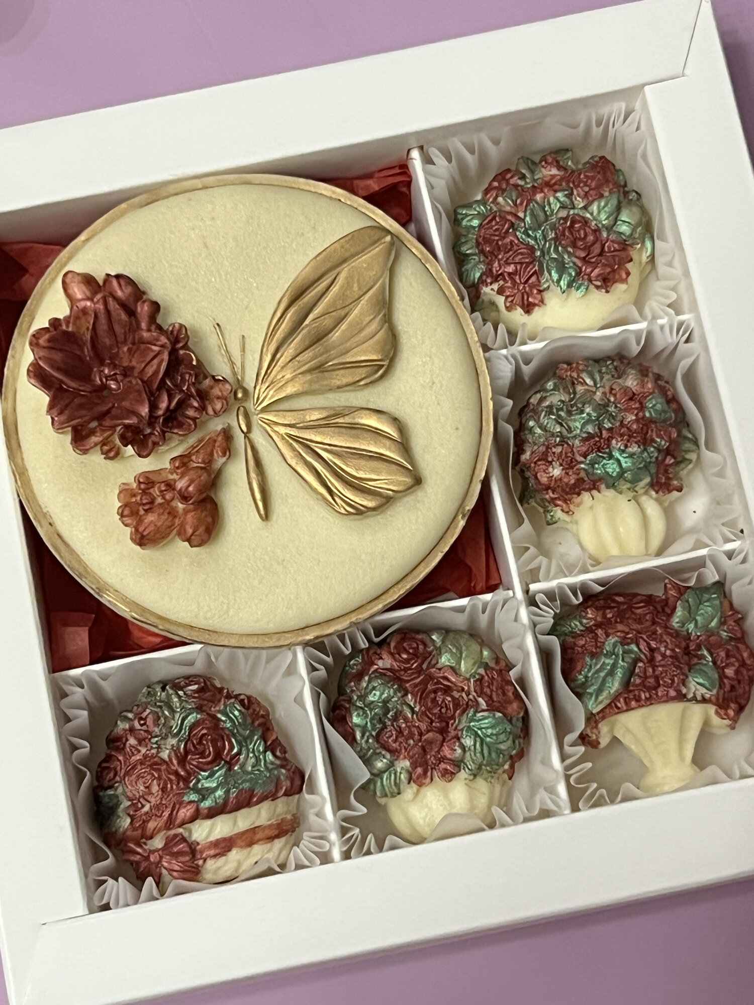 Шоколадный набор "Бабочка с цветами", белый шоколад, 150 грамм