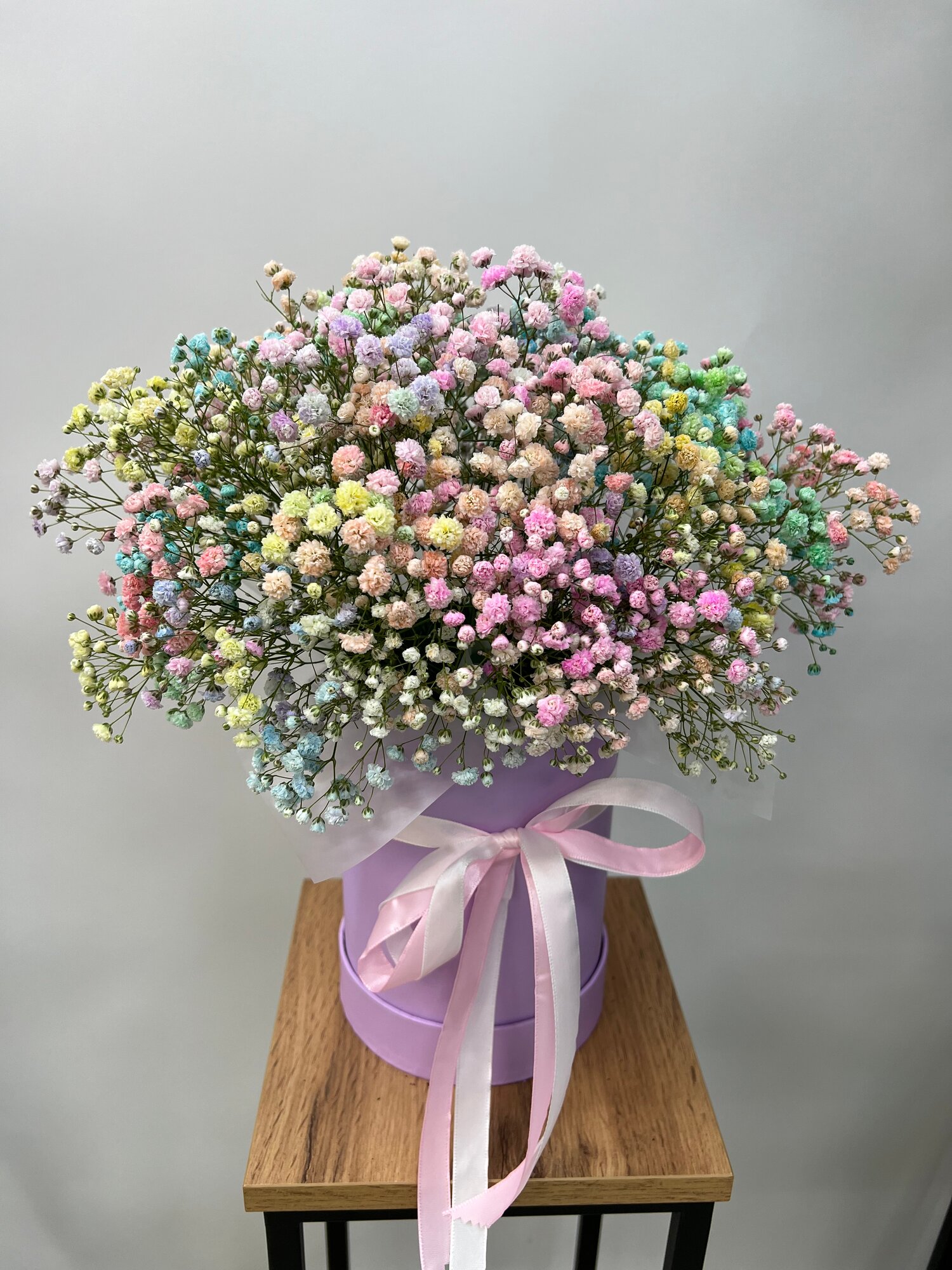 Композиция Цветы 25 часов "Радуга", гипсофила в шляпной коробке, с лентами, фиолетовая.