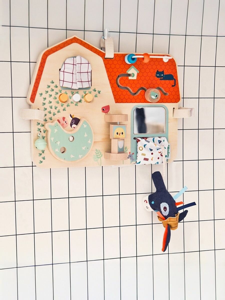 LILLIPUTIENS Бизиборд Ферма развивающая доска для малышей от 9 месяцев