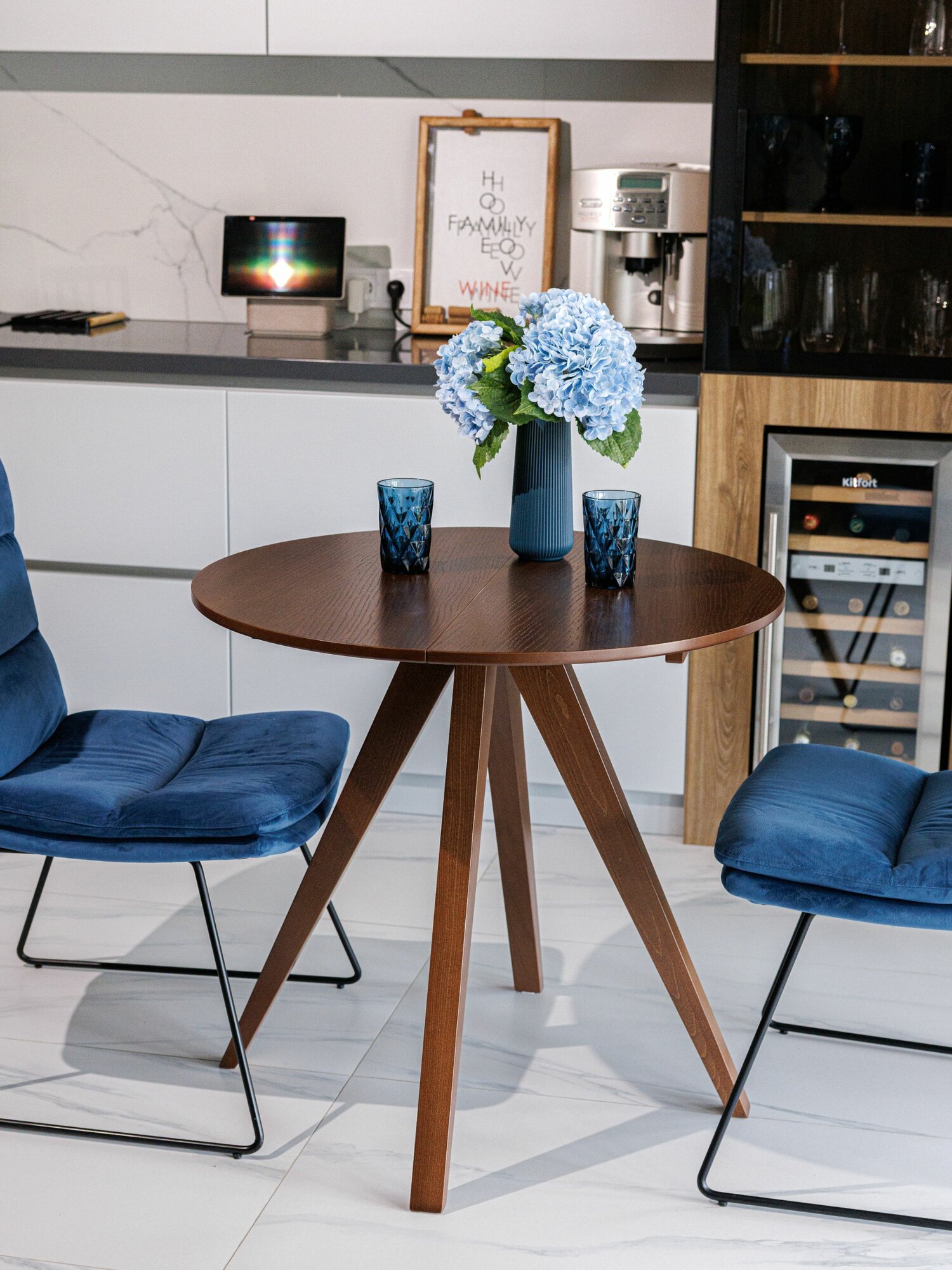 Стол обеденный круглый для дома раздвижной 80х80 см. Столешница из шпона, ножки массив. Цвет американский орех