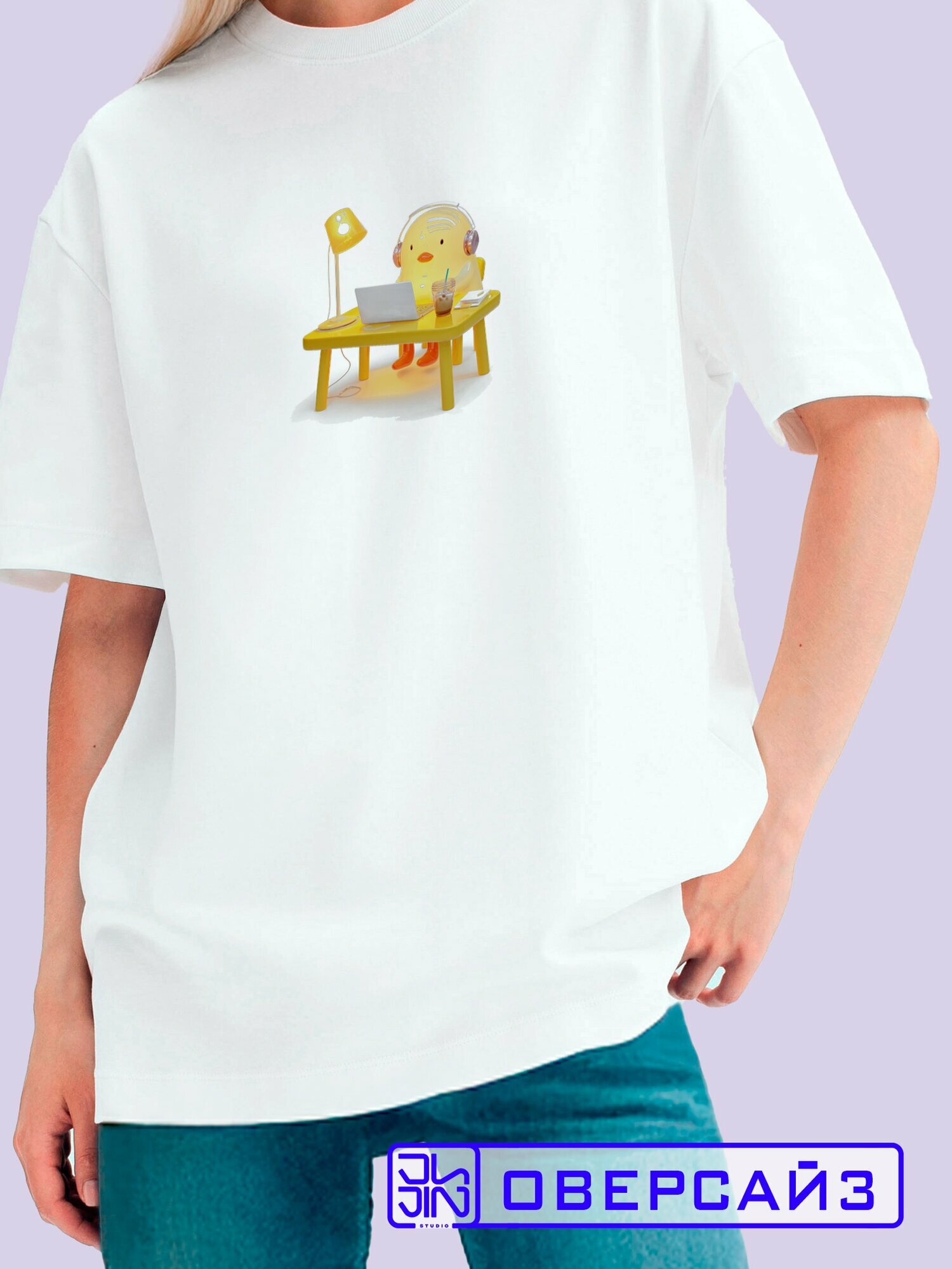 Футболка оверсайз женская с принтом Смешной желтый цыпленок в белых наушниках с ноутбуком в аниме стиле, белый хлопковый трикотаж с прикольным рисунком на груди