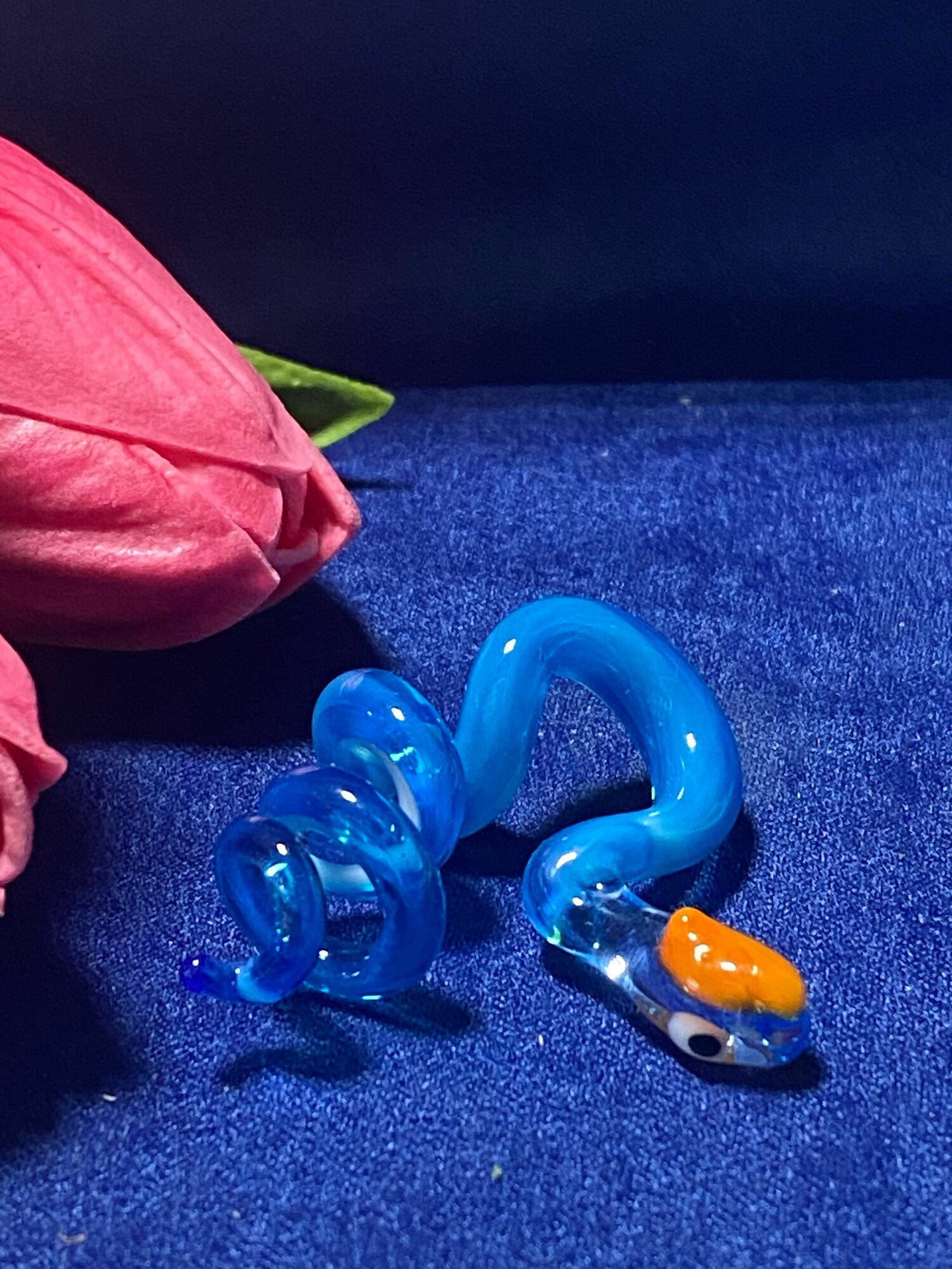 Фигурка стеклянная "Змея" прозрачно-голубая с белой полоской