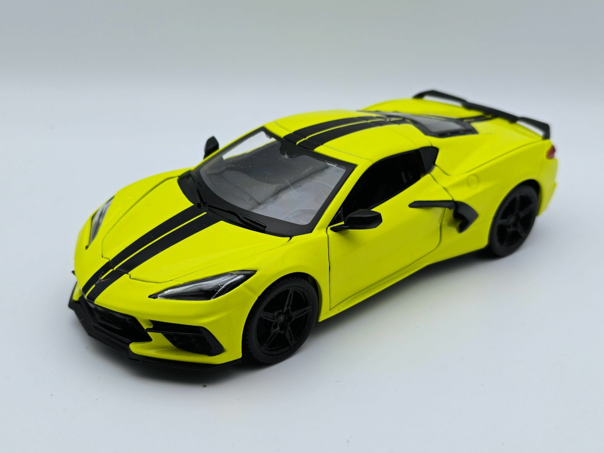 CHEVROLET Corvette Z51 Stingray Coupe (2020), Yellow, масштаб 1:24, модель коллекционная