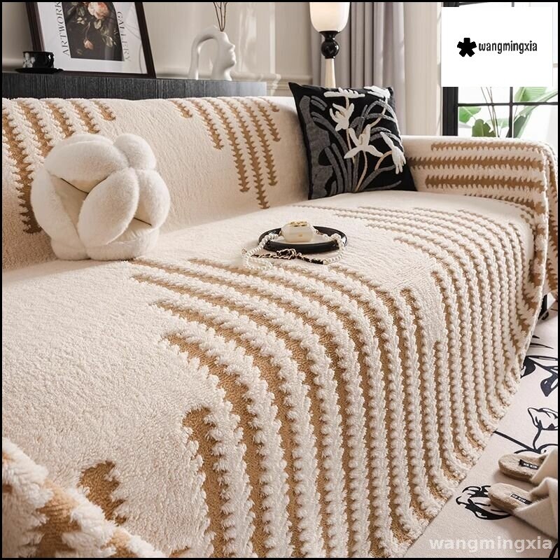 Эксклюзивный плед на диван современного дизайна представлен в виде уютного чехла и комфортного полотенца