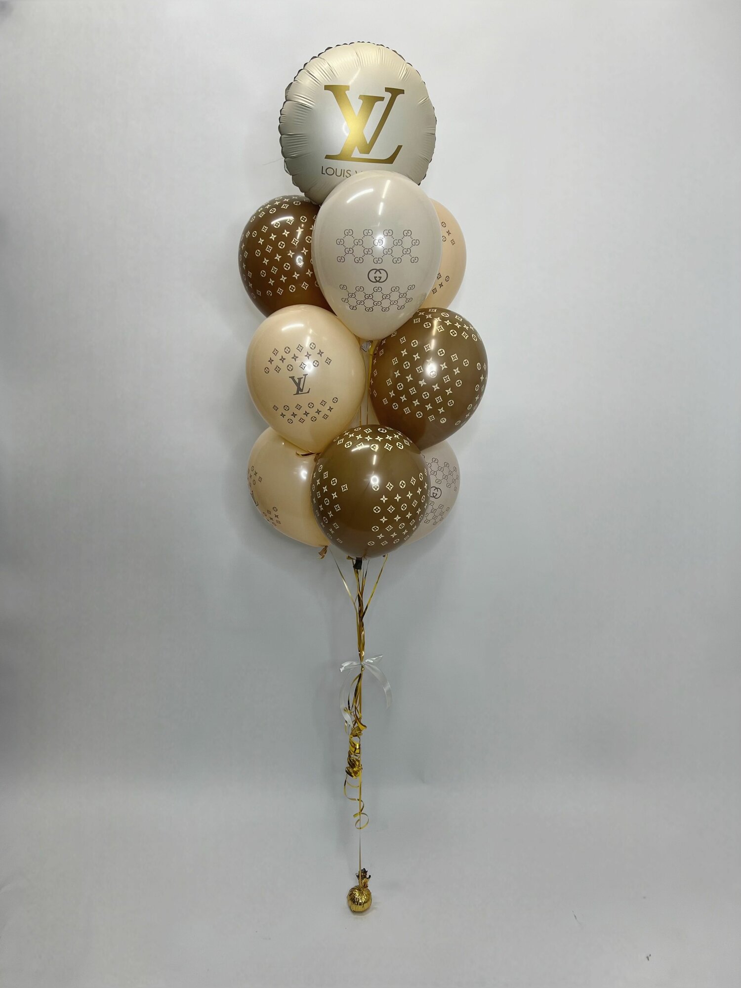 Фольгированные воздушные шары с гелием надутые в фонтан из латексных шаров "Брендовый", 11 шт