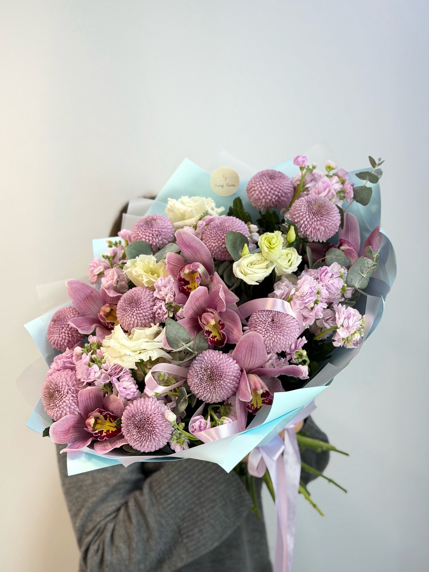 Нежный букет с орхидеями и хризантемами момоко в голубой упаковке