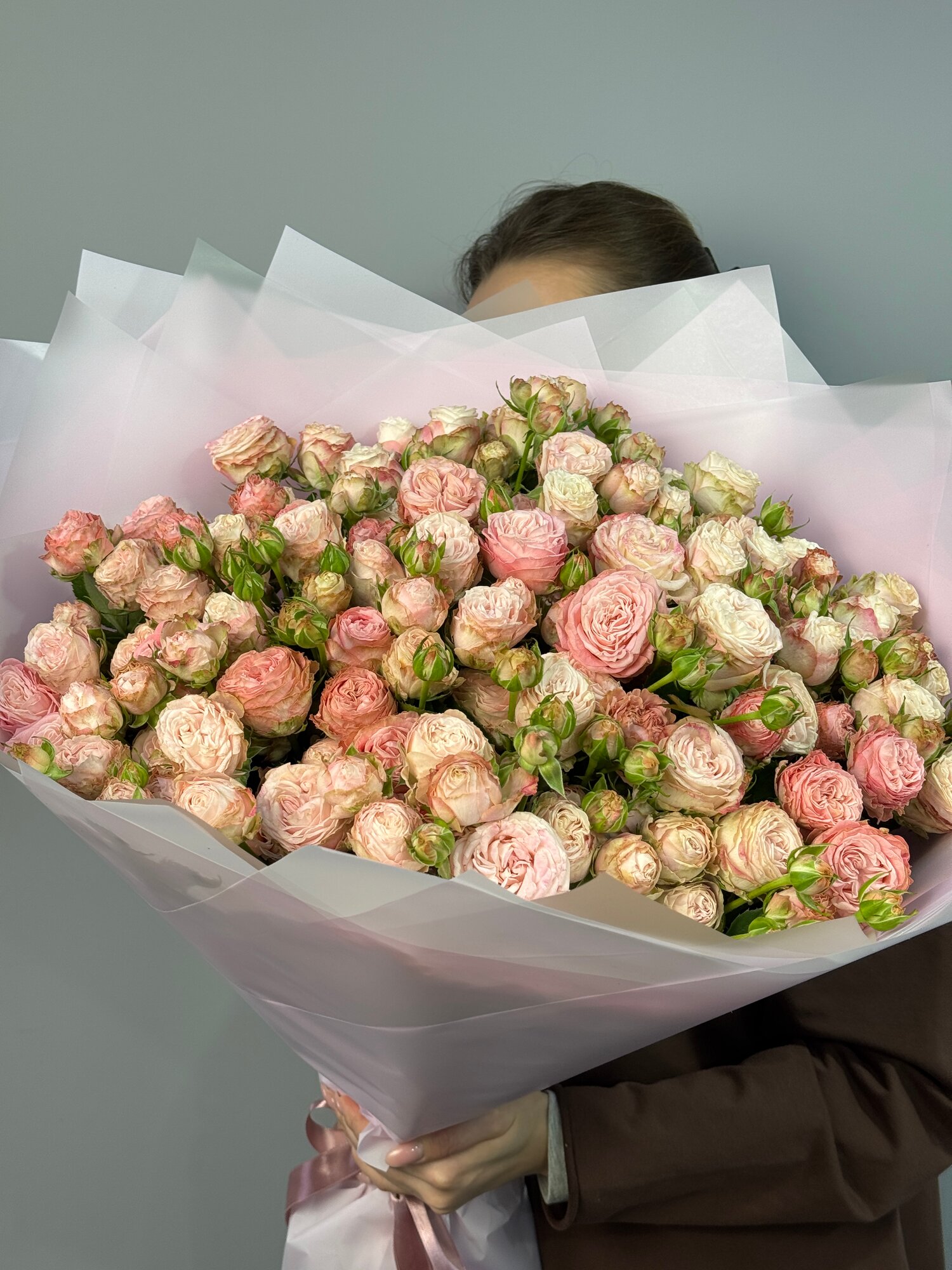 WEST FLORA: Шикарный Букет из 30 Пионовидных Кустовых Роз для Особого События с Доставкой