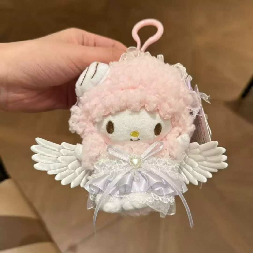 Милые и девчачьи вещички, которые обязательно должны быть у каждой девочки: брелок в виде плюшевого пианино Sanrio, подвеска для сумки в виде овечки и многое другое.