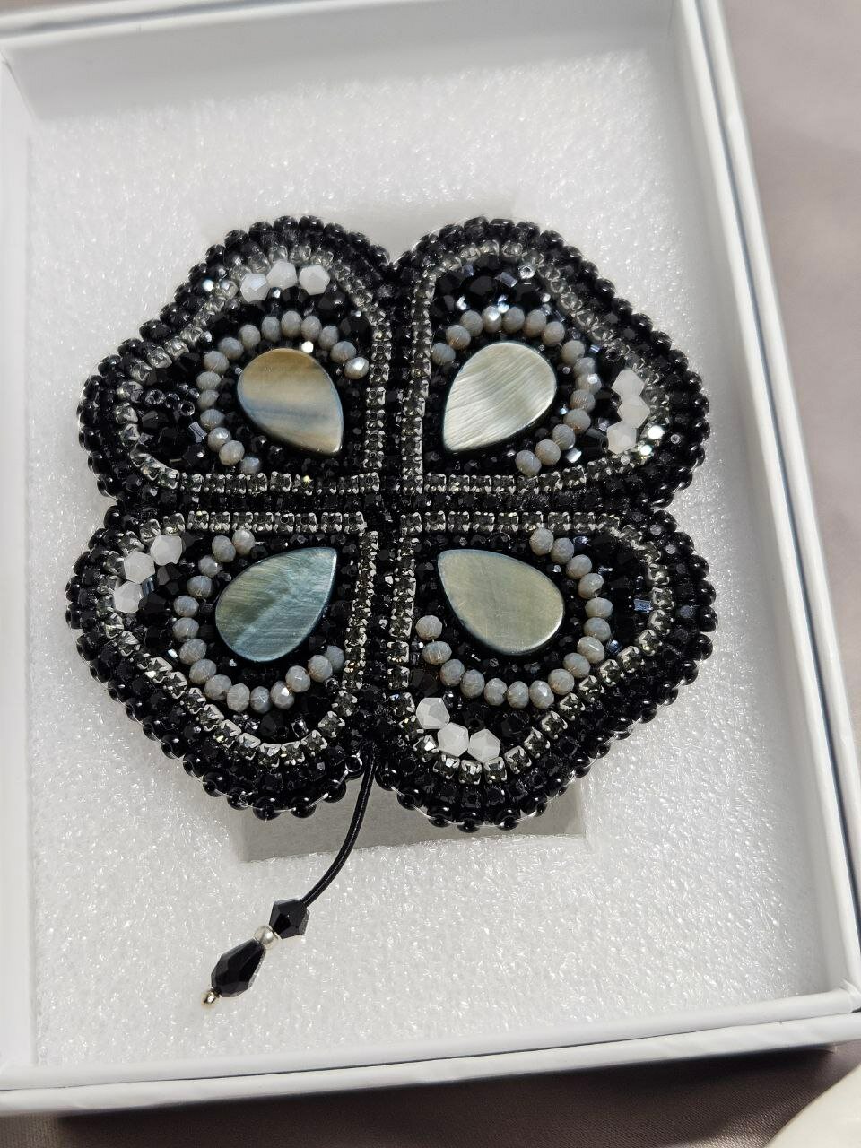 Брошь, перламутр