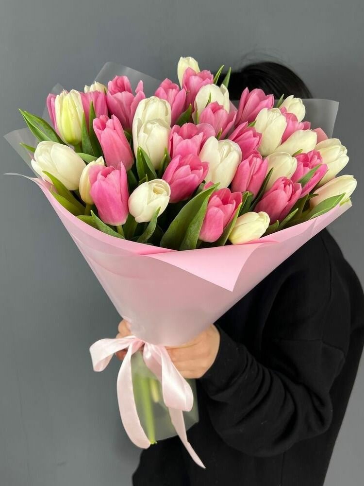 Букет из 35 белых и розовых тюльпанов