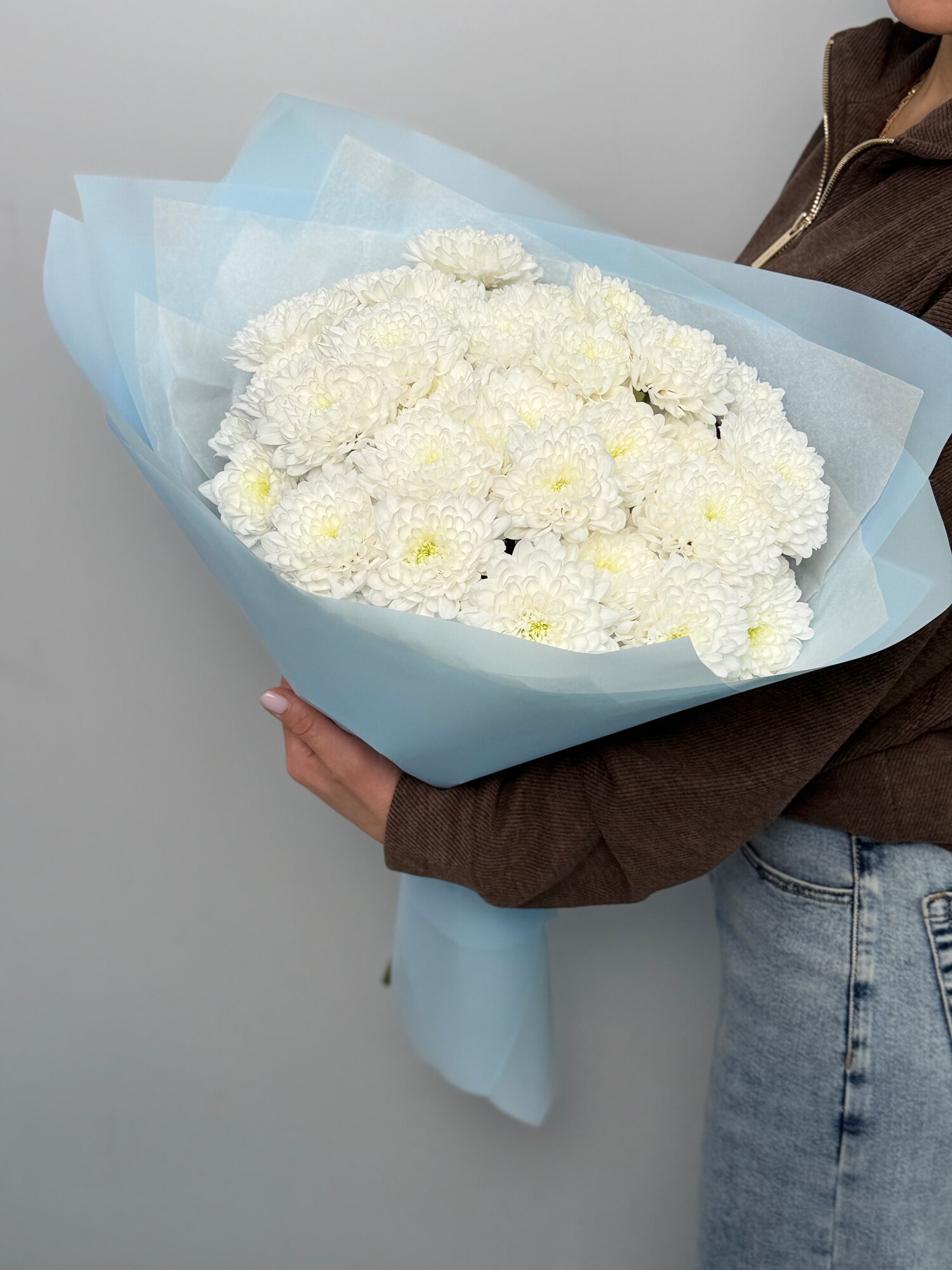 Букет из кустовых хризантем "Элегантность", 9 шт, в голубой упаковке, белые, с запиской в подарок