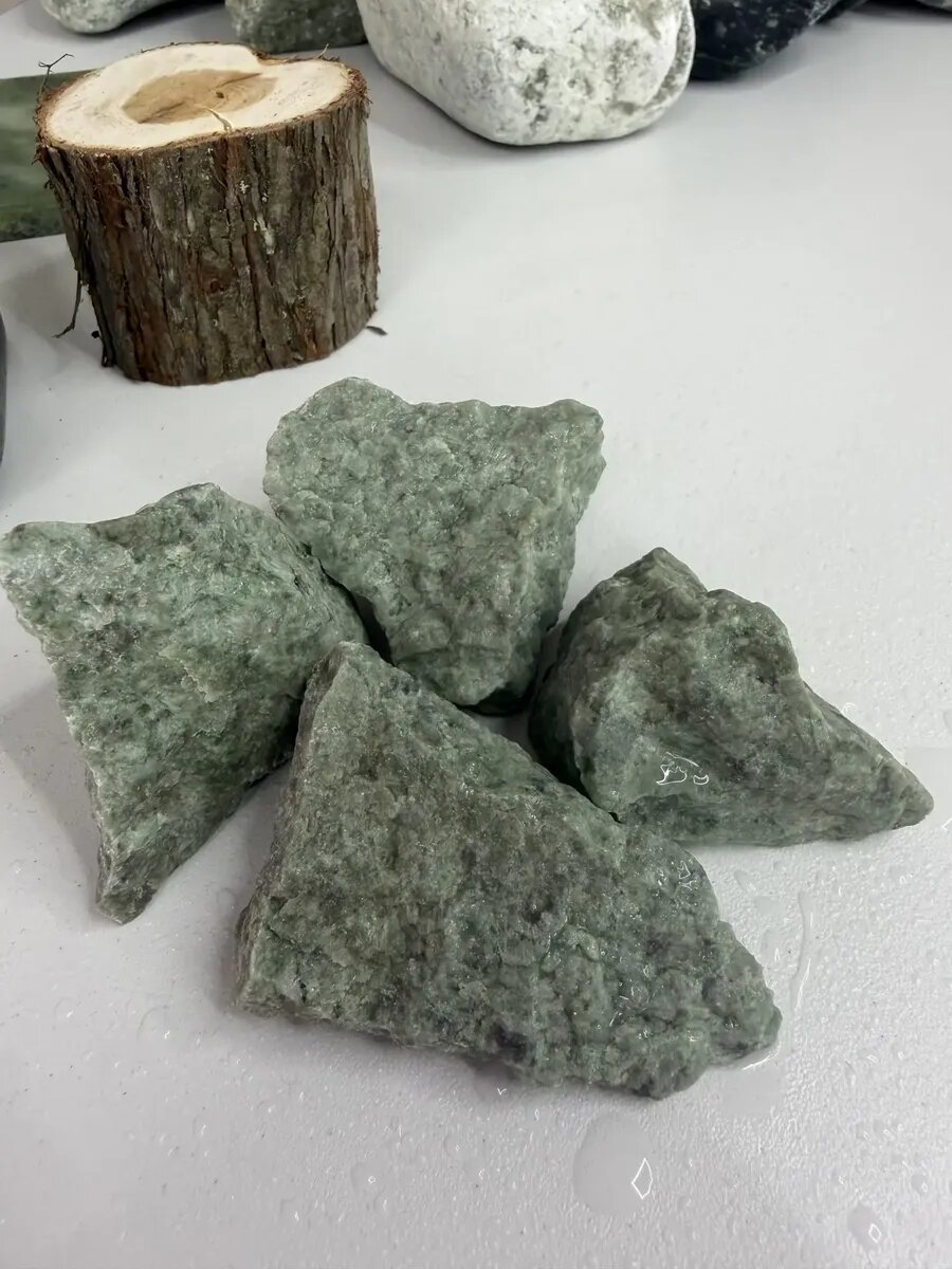 Камень Жадеит колотый в руку: моторика, антистресс 1 шт