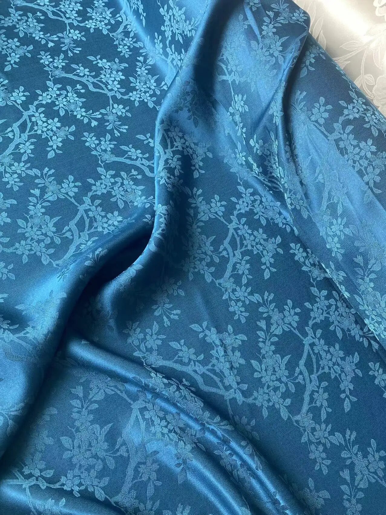 Шелковая жаккардовая ткань с цветочным принтом, plum blossom, 35% шелк, 65% вискоза, sparrow blue