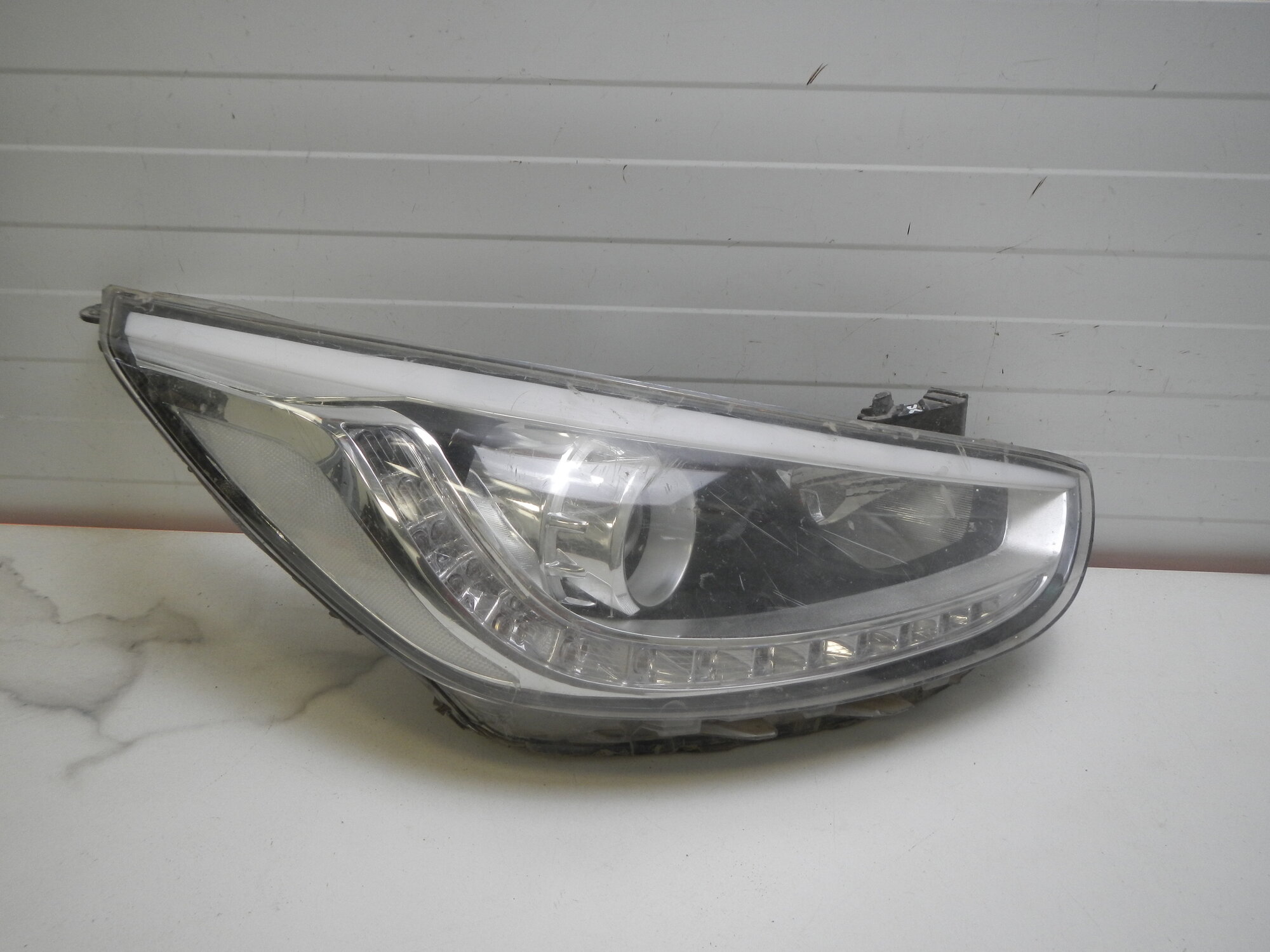 Б/У Фара правая, Hyundai (Хендэ)-SOLARIS (10-) HYUNDAI SOLARIS (10-) Линзованная с LED ДХО Царапины, сломаны 3 крепления,...